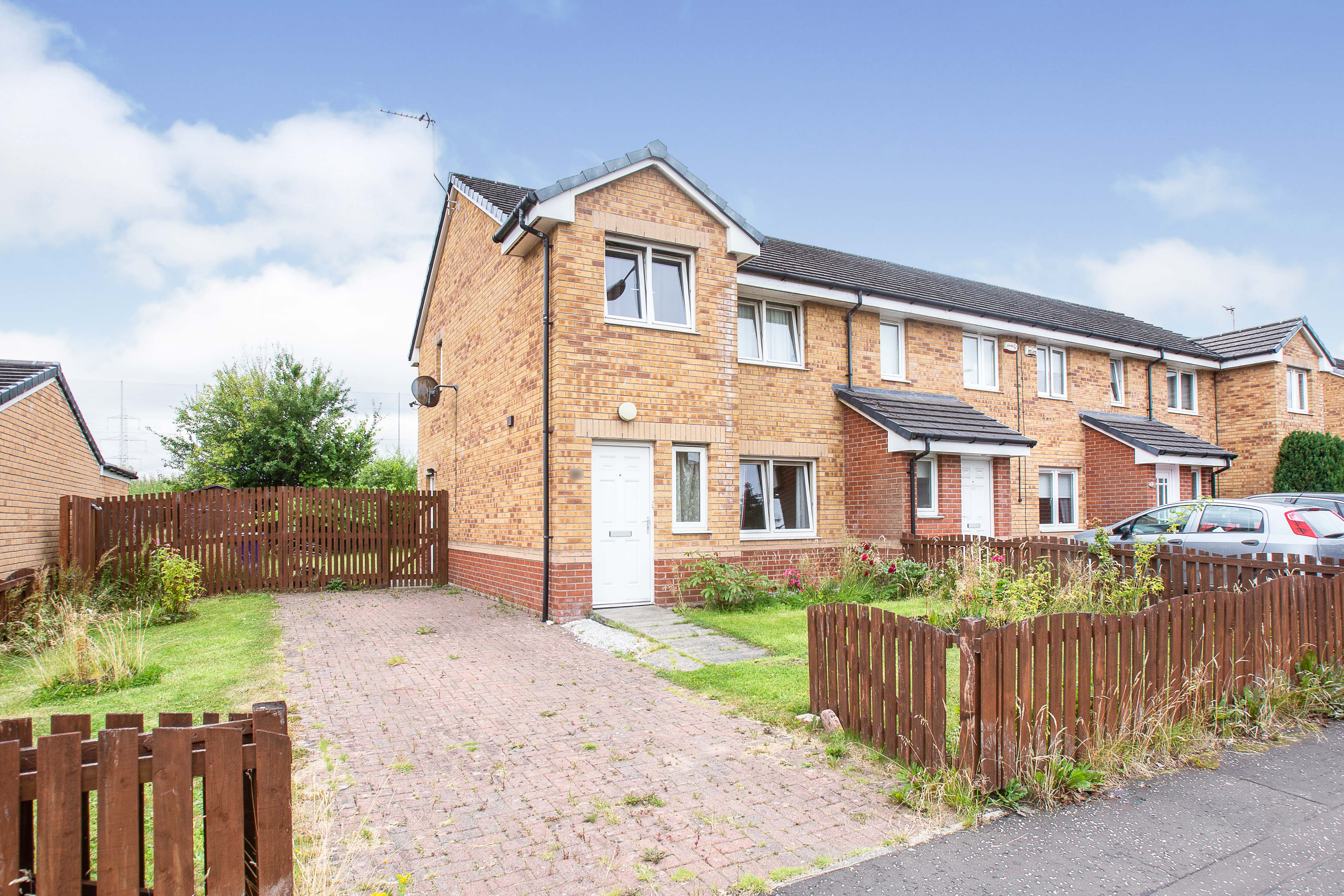 3 bedroom end of terrace house for sale in Barshaw Road, Glasgow, G52 4EE