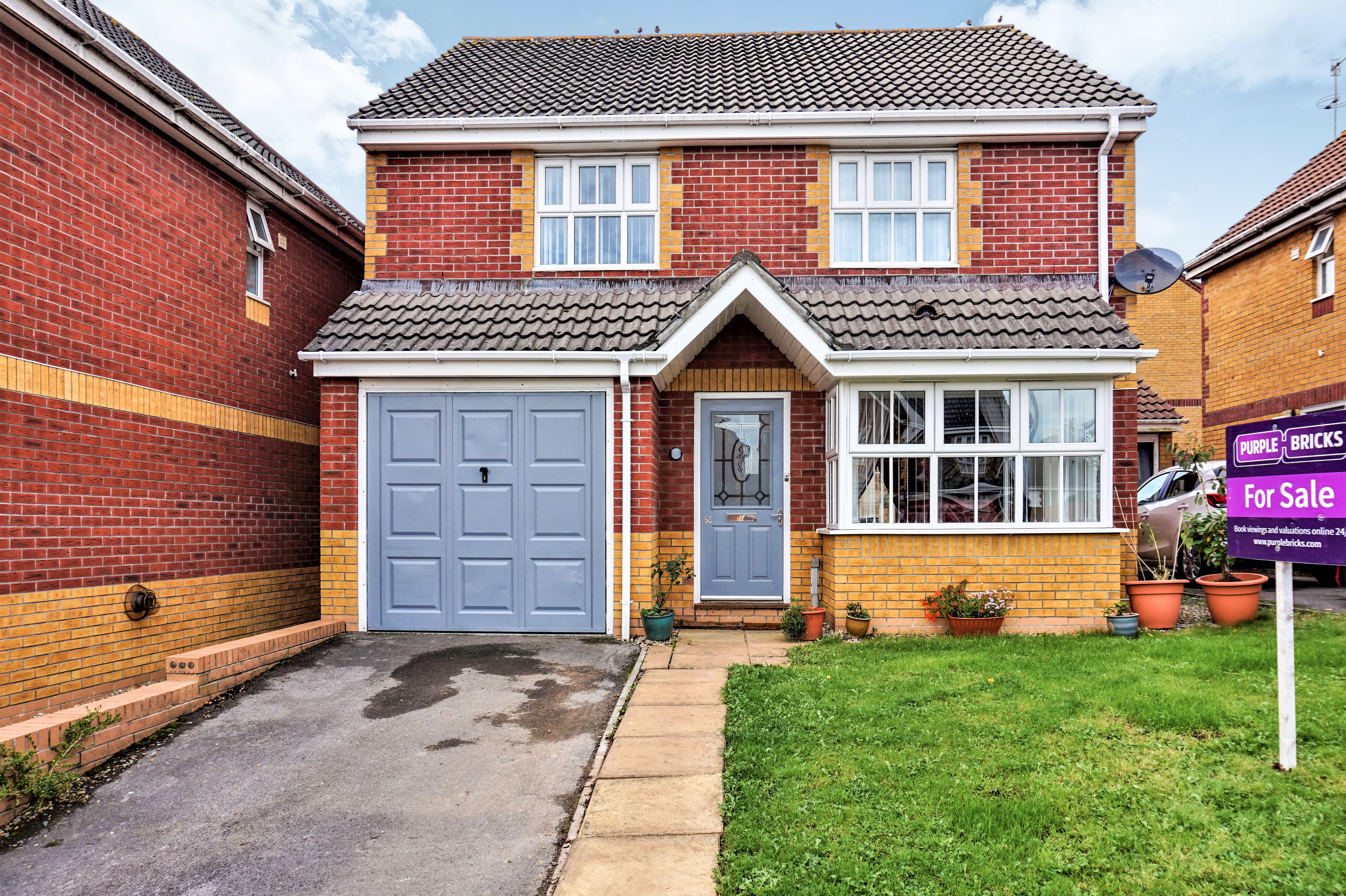 3 bedroom detached house for sale in Llangennech, Llanelli, SA14 8XW