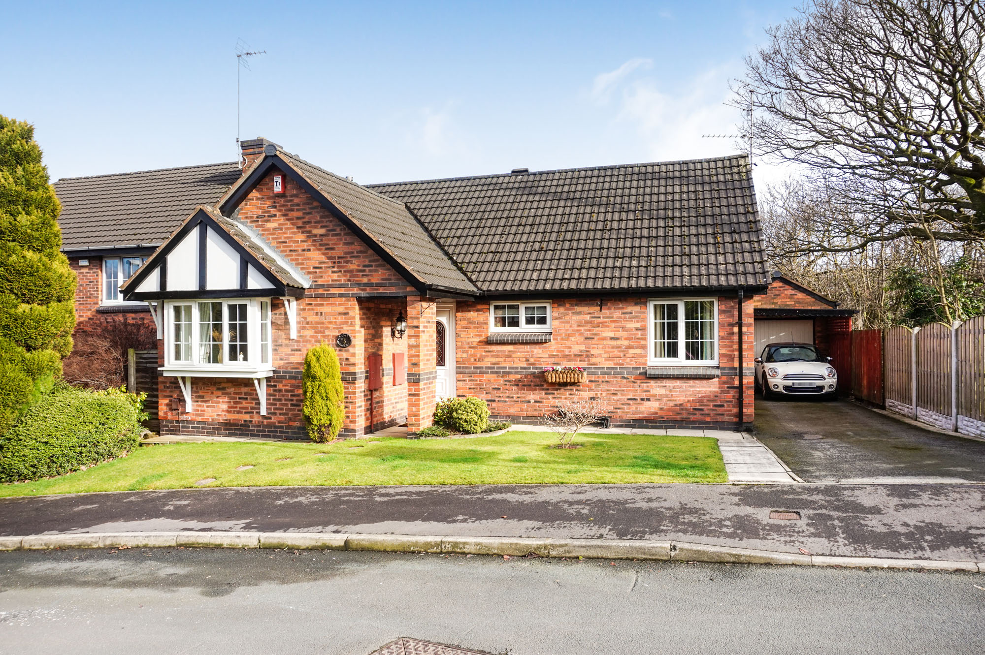 2 bedroom detached bungalow for sale in Ibbetson Drive, Leeds, LS27 7TZ