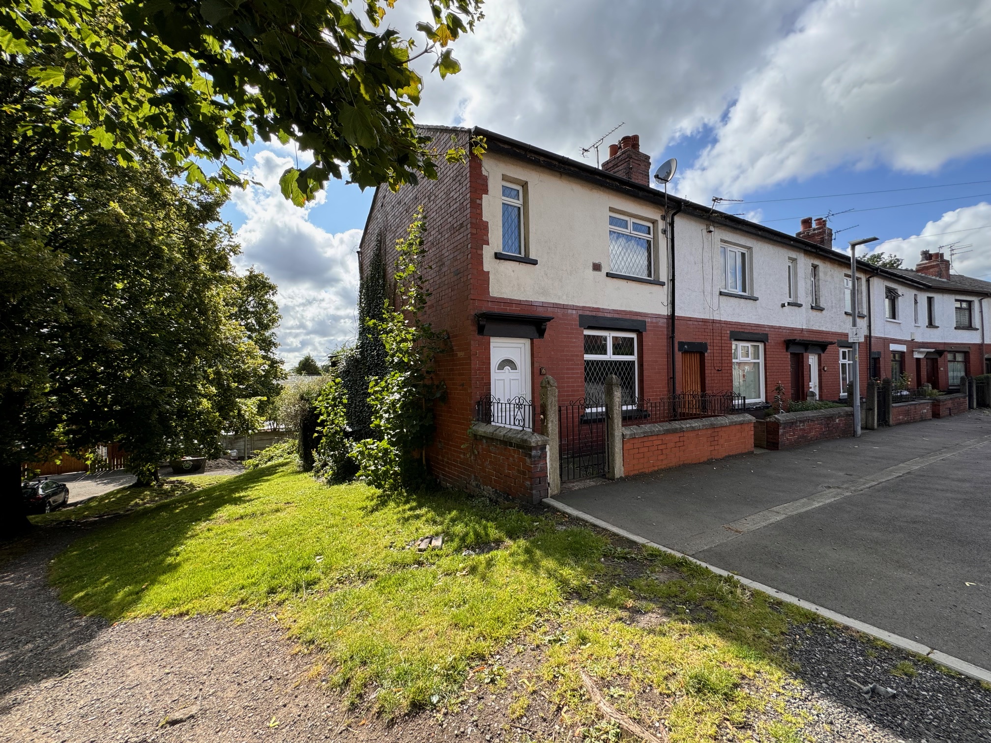 3 bedroom terraced house for sale in Wallace Lane, Wigan, WN1 3XT