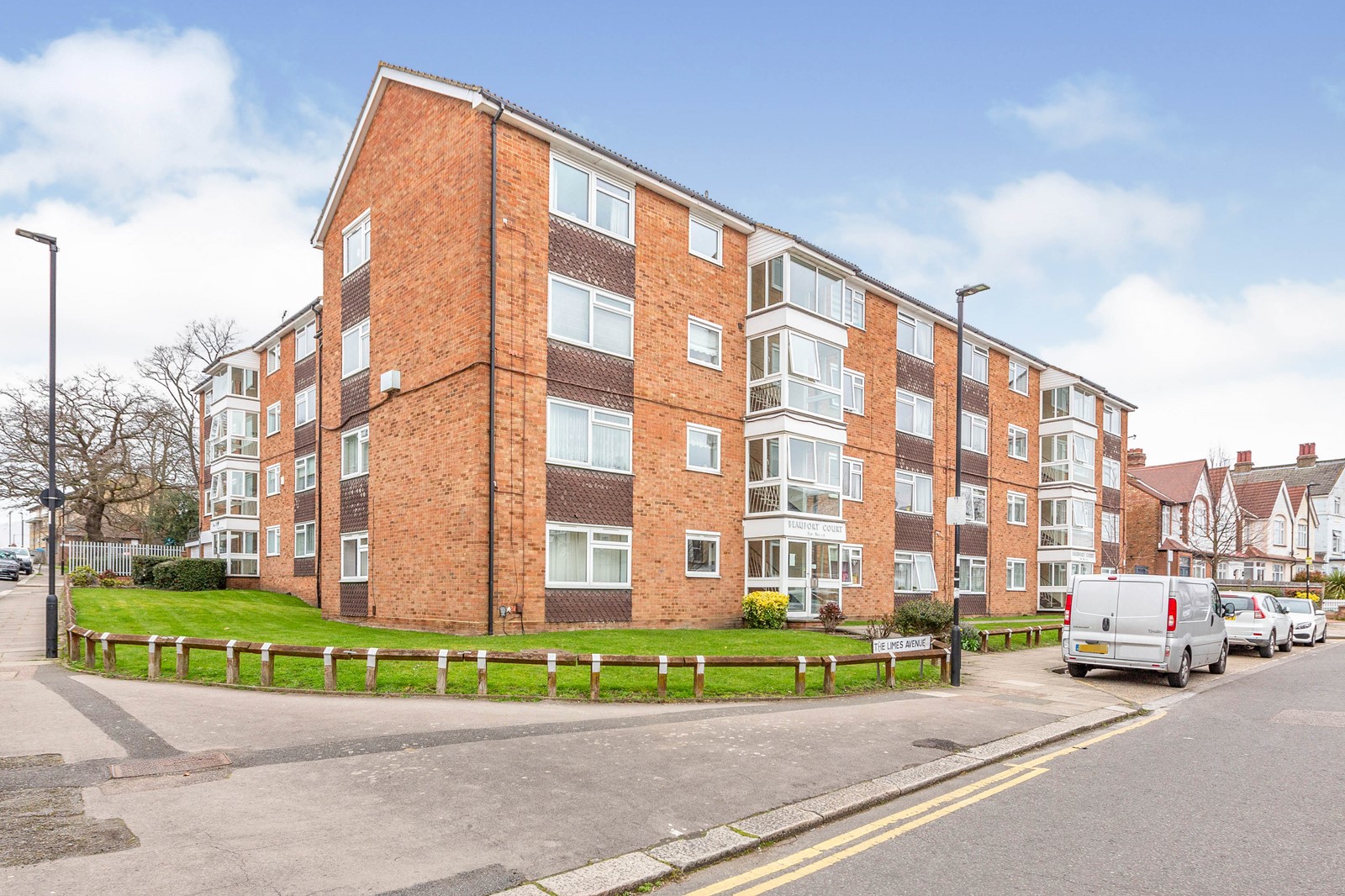 2 bedroom flat for sale in The Limes Avenue, London, N11 1RS
