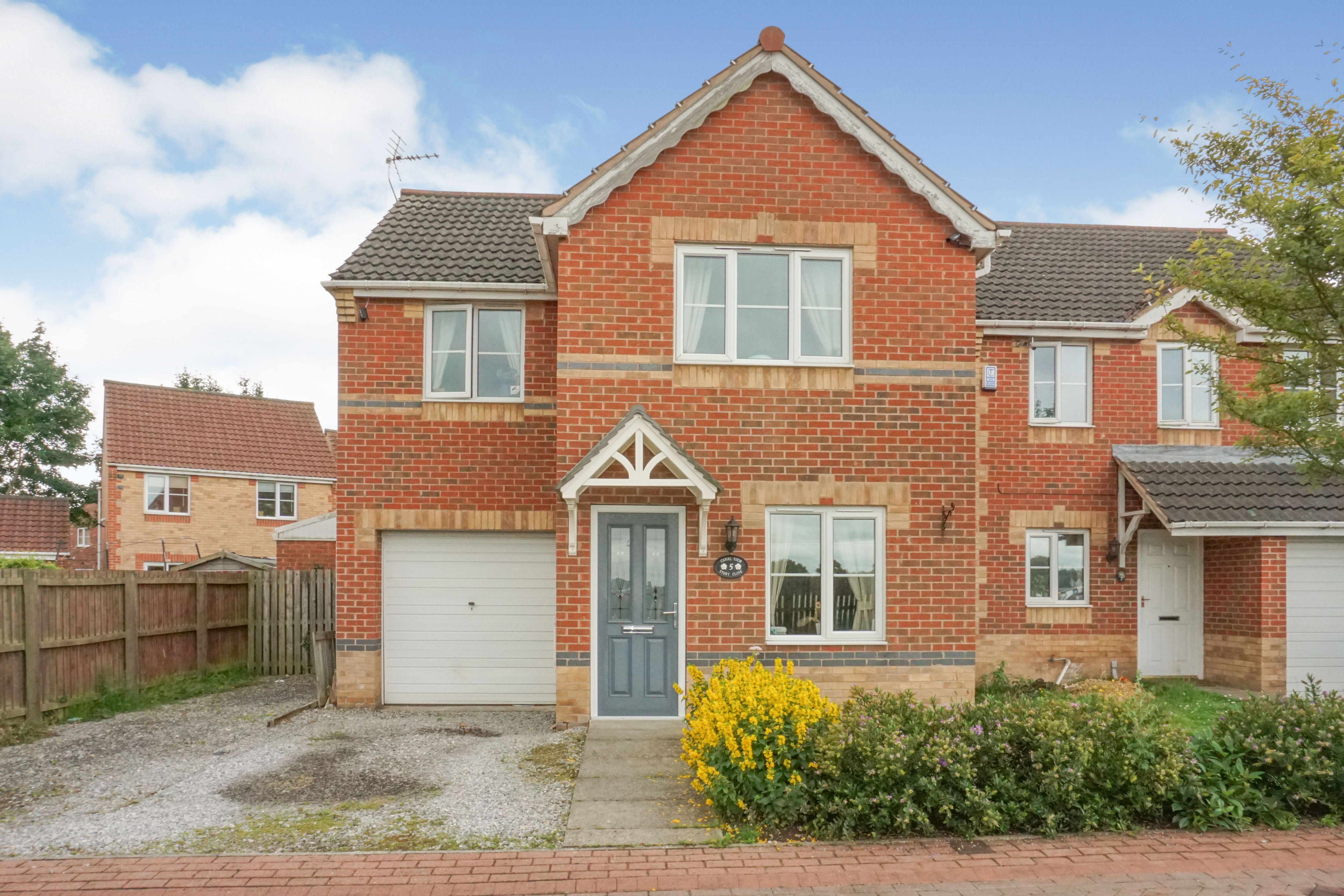 3 bedroom detached house for sale in Stony Close, Stainforth, Doncaster, DN7 5BF