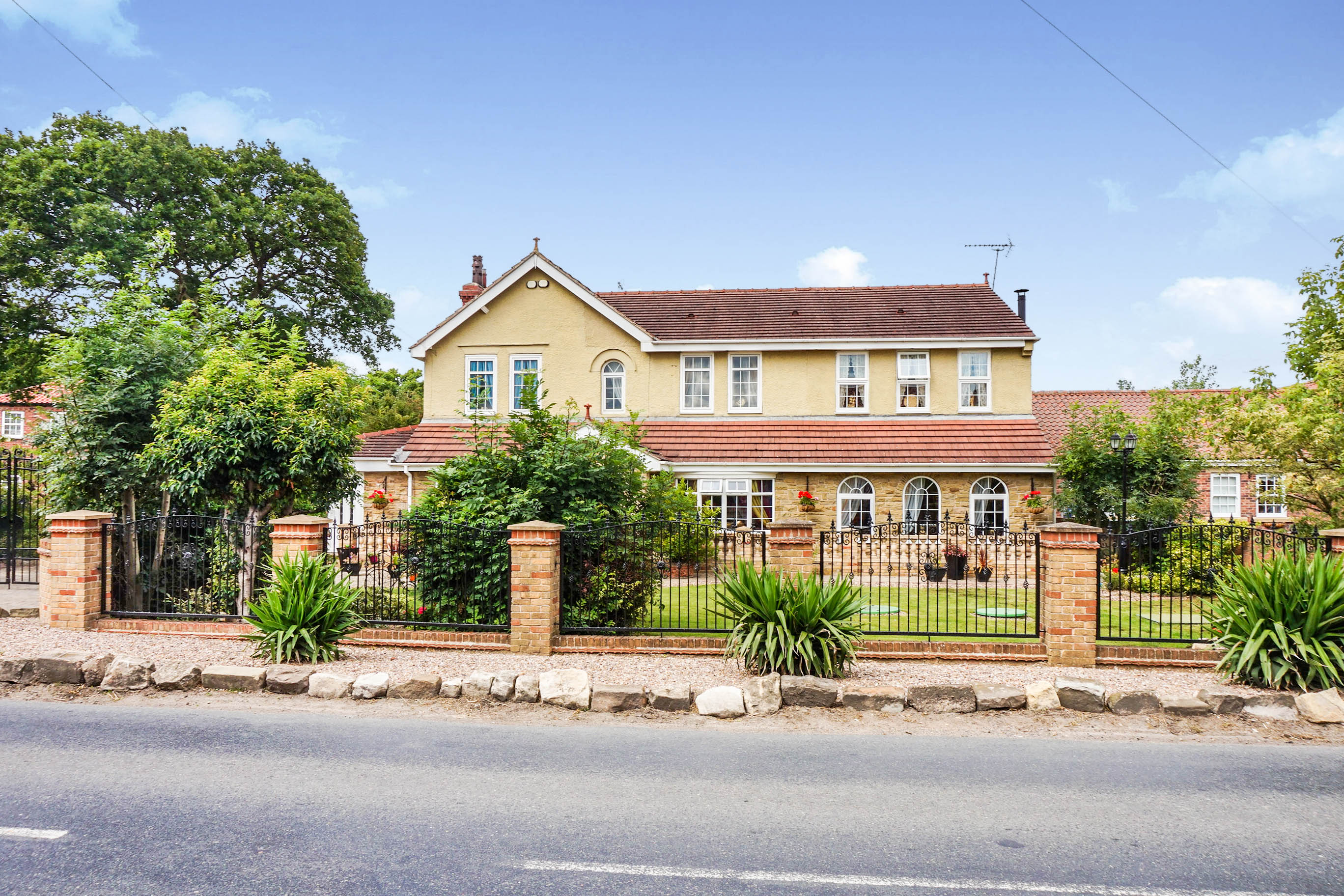 6 bedroom detached house for sale in Moss Road, Moss, Doncaster, DN6 0HL