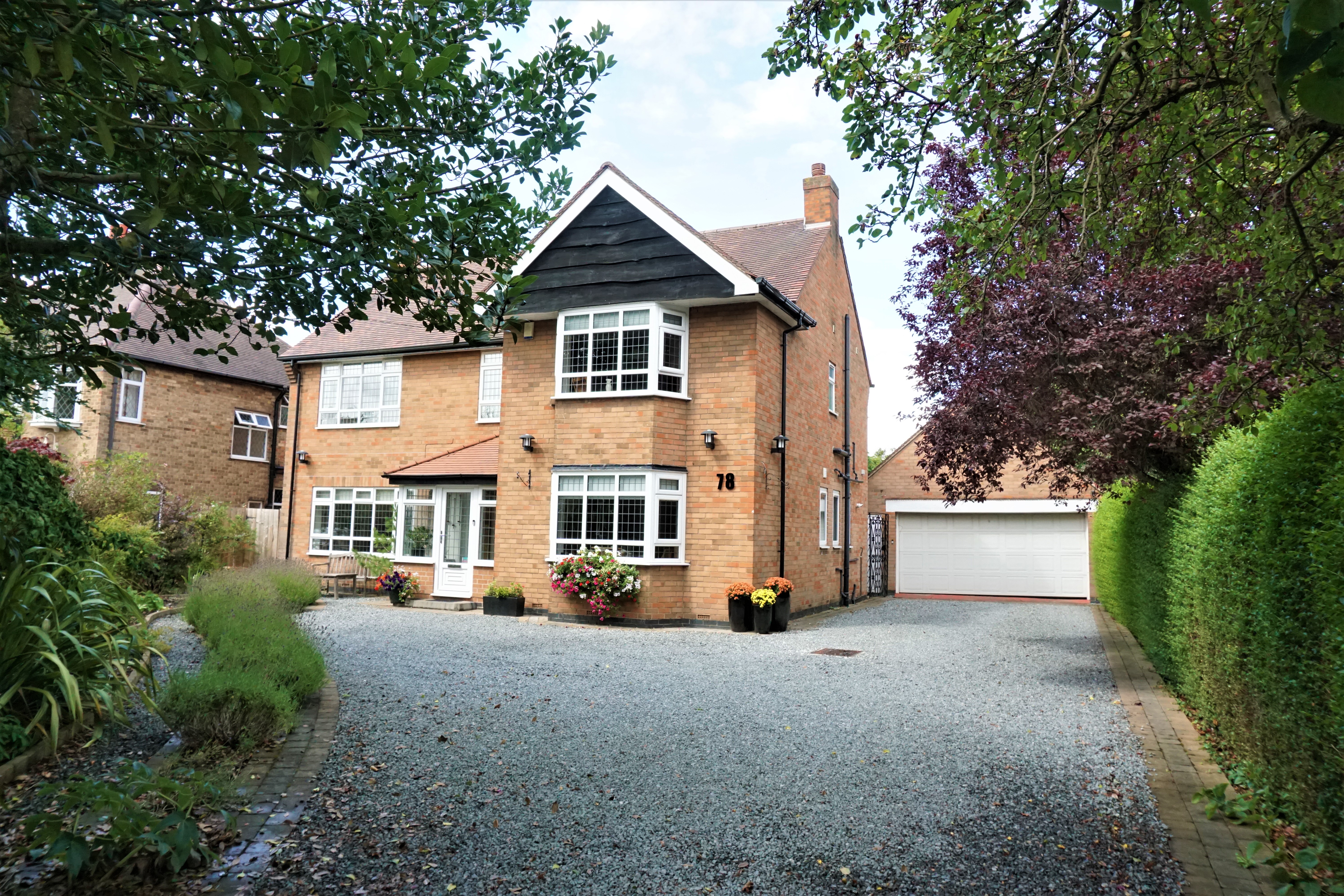 4 bedroom detached house for sale in Tranby Lane, Hull, HU10 7DU