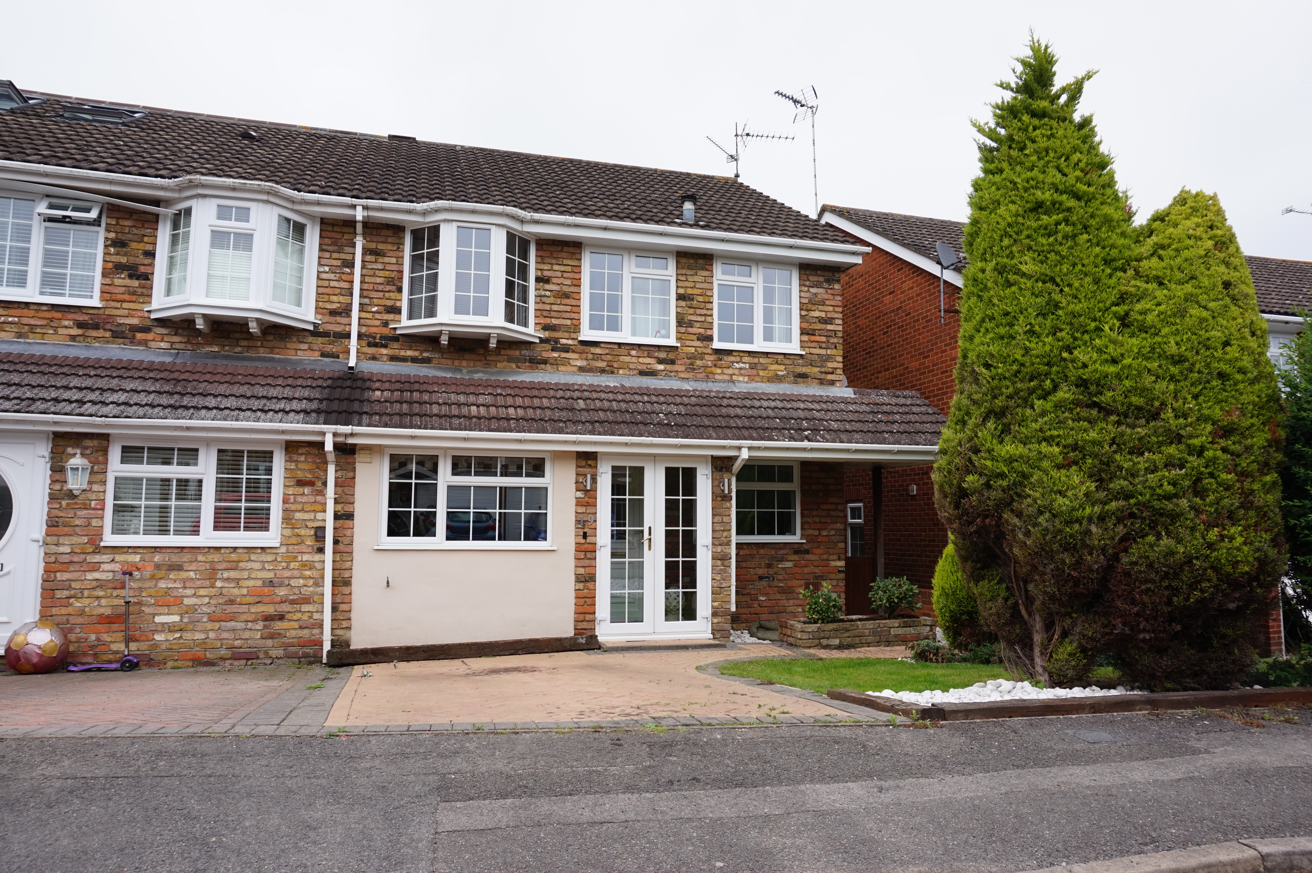 3 bedroom semi-detached house for sale in Meadow View, Wokingham, RG41 5PD