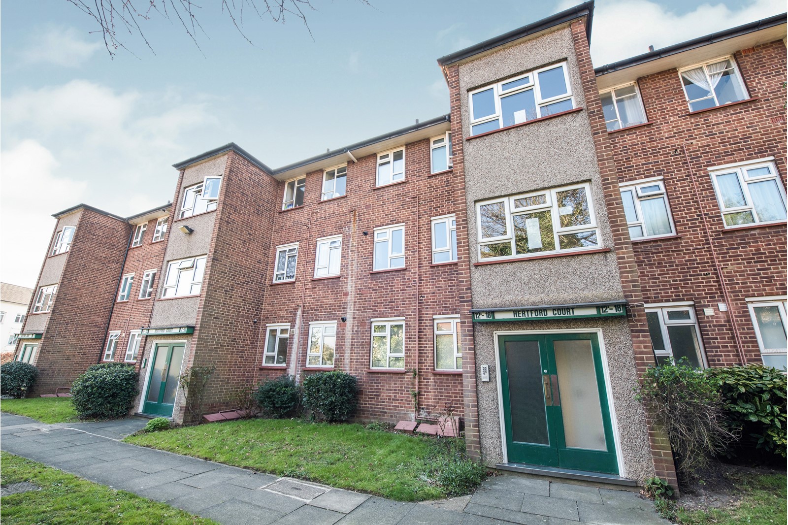 flat for sale in Green Lanes, Palmers Green, N13 4DD