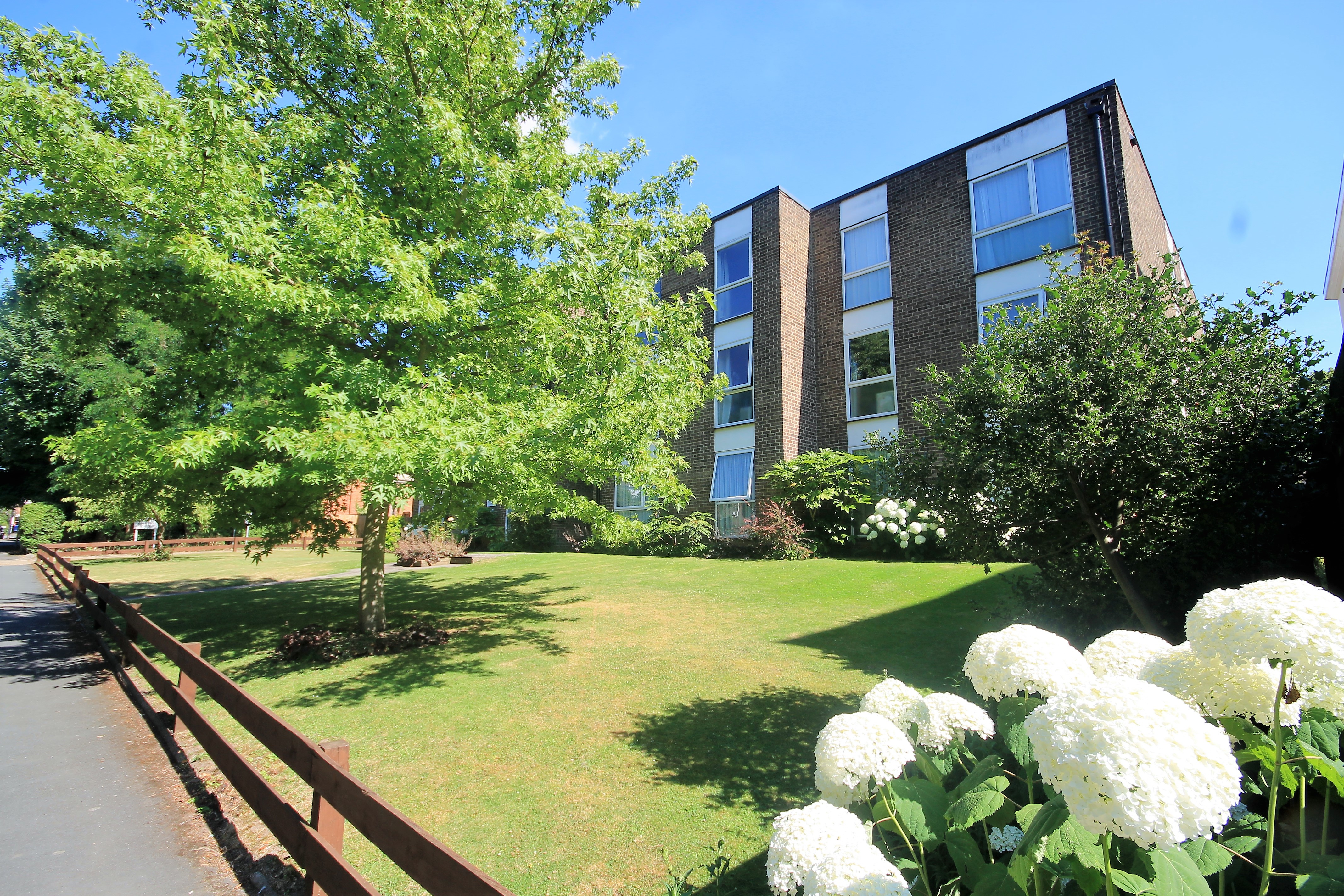 1 bedroom flat for sale in 45 Eaton Road, Sutton, SM2 5ED