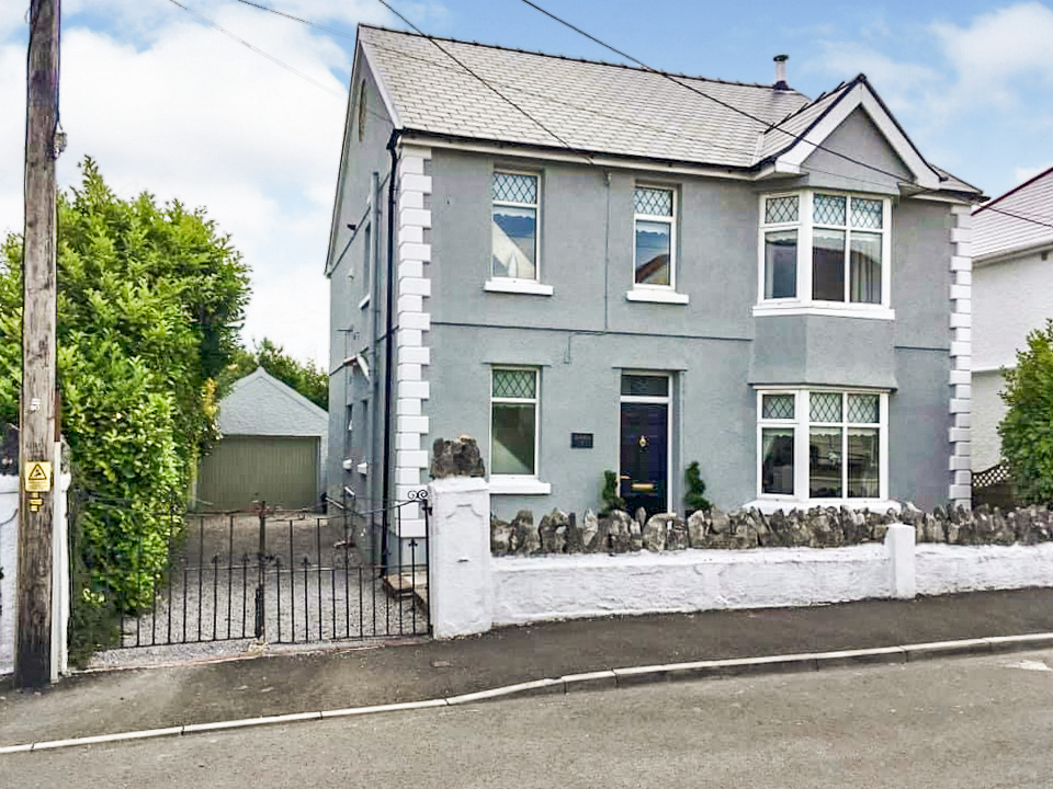 4 bedroom detached house for sale in Samuels Road, Cwmllynfell, SA9 2GT