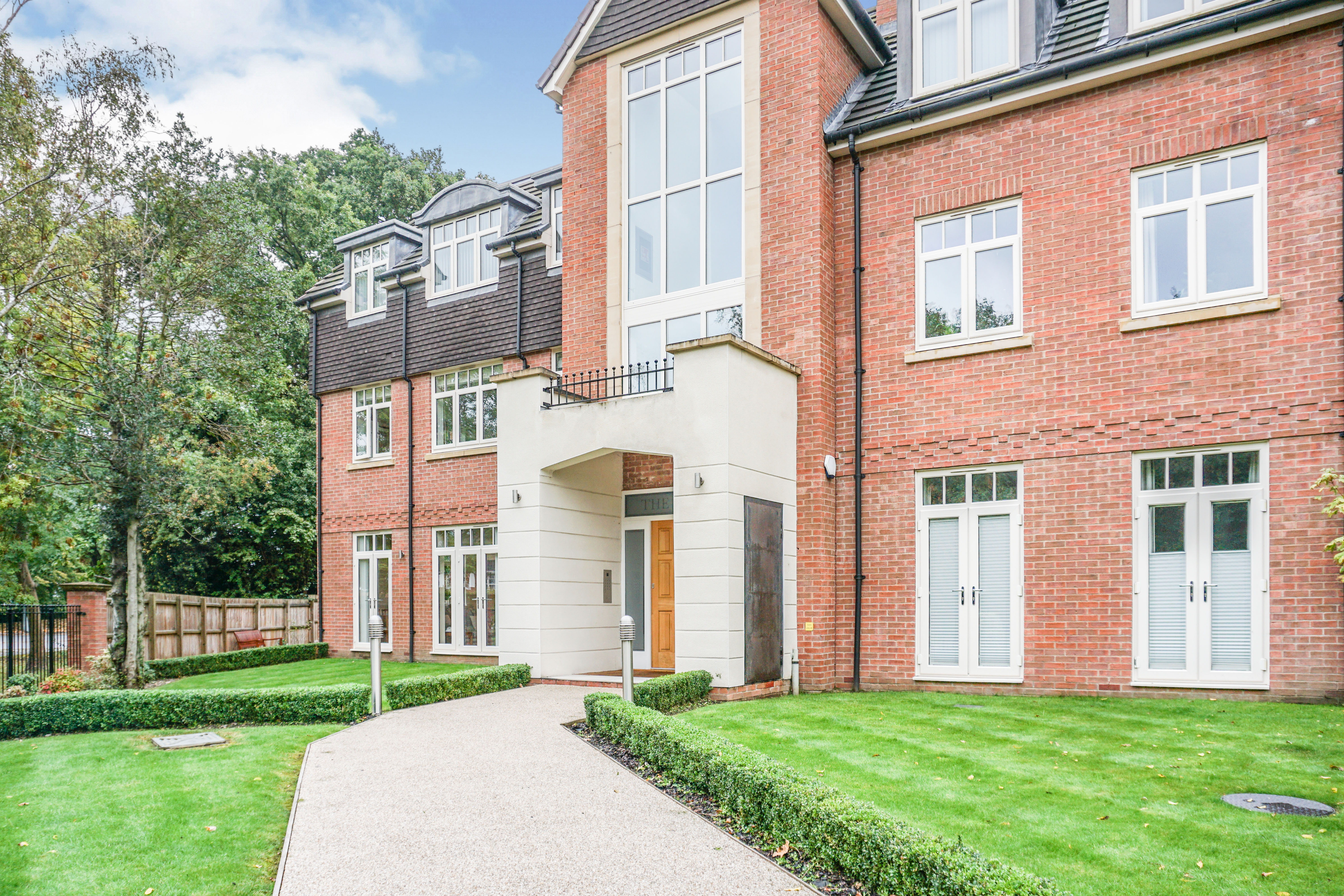 2 bedroom ground floor flat for sale in 64 Manor Road, Solihull, B91 2BP