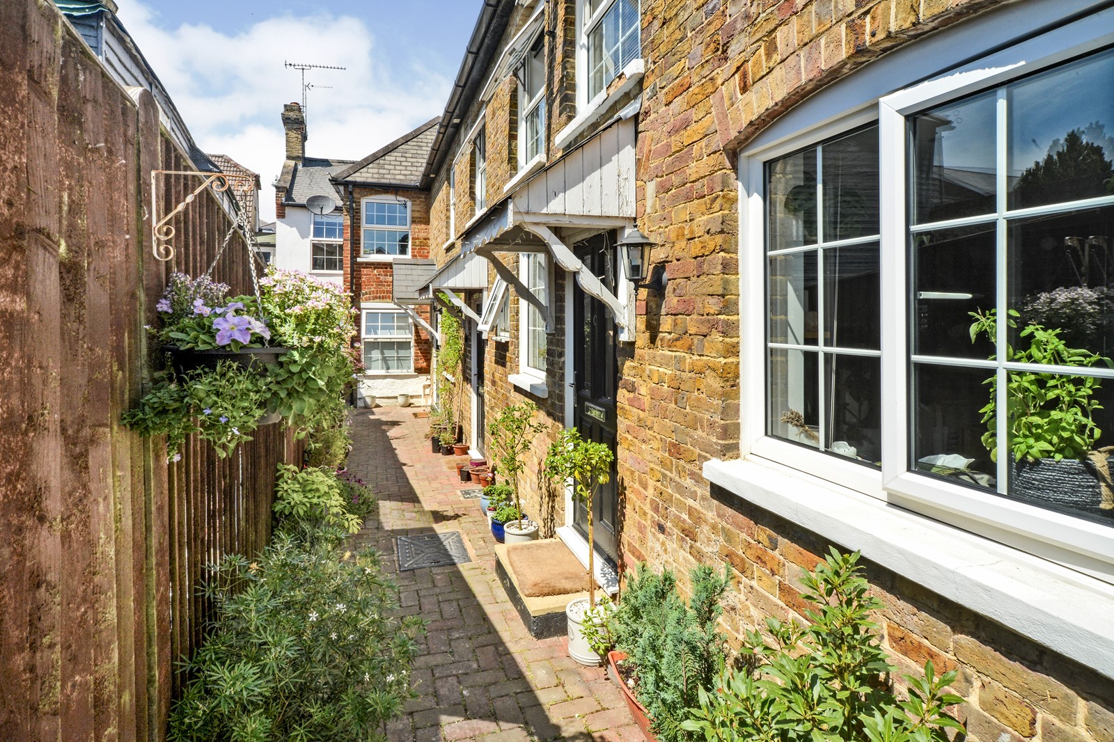 2 bedroom terraced house for sale in Bridge Street, Leatherhead, KT22 8BN