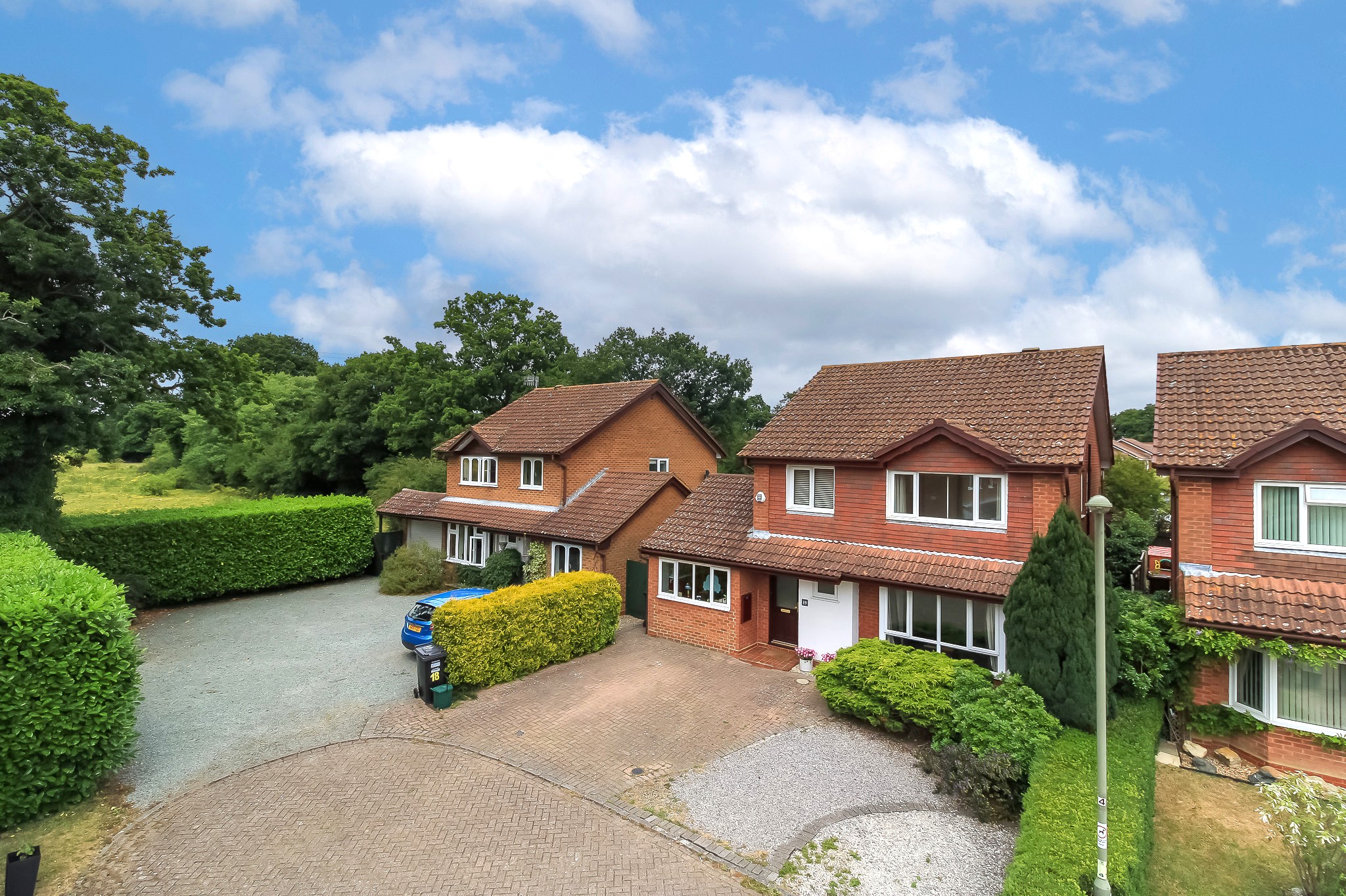 5 bedroom detached house for sale in Hayes Walk, Smallfield, Horley ...