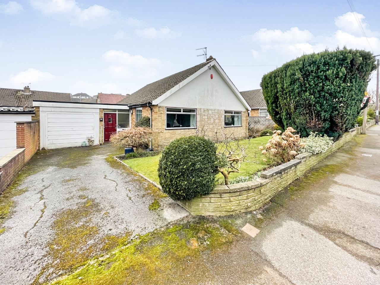 2 bedroom detached bungalow for sale in Catherine Slack, Brighouse, HD6 2LL