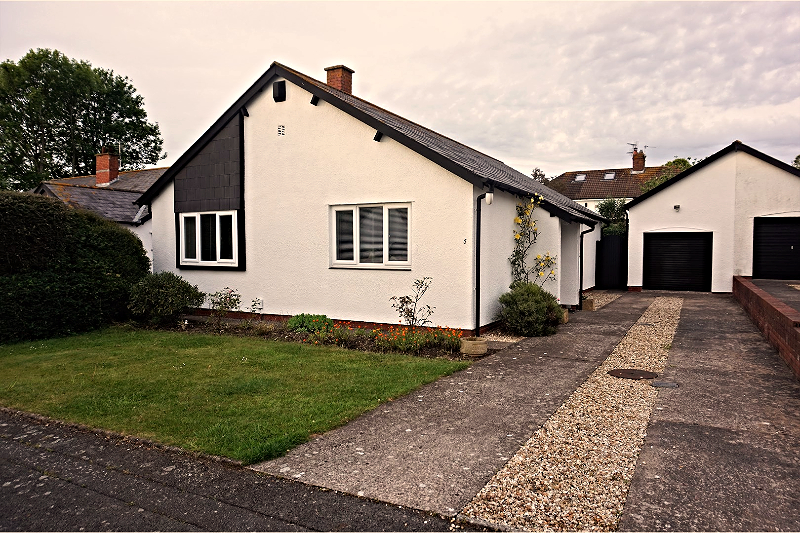 3 bedroom detached bungalow for sale in SWN Y MOR, BARRY, CF62 6RW