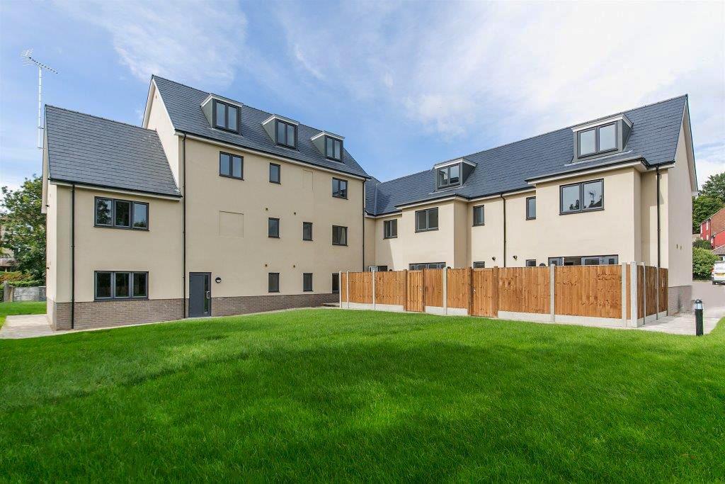 2 bedroom flat to rent in Priory Street, Colchester, CO1 2FA