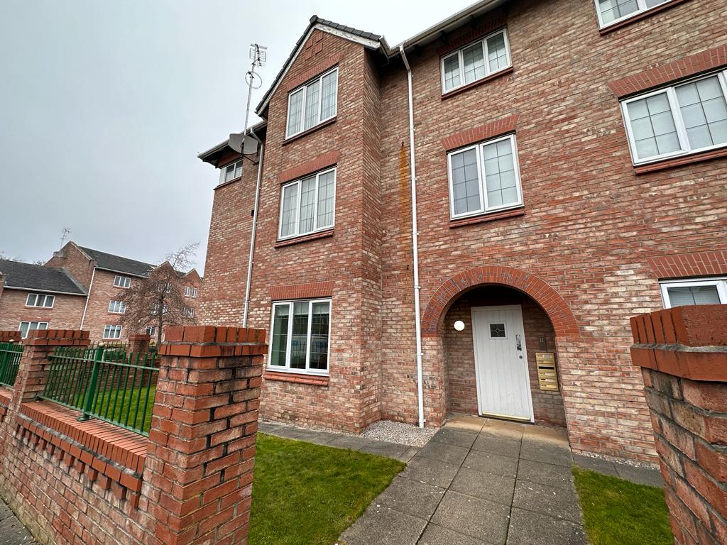 2 bedroom ground floor flat to rent in Great Oak Drive, Altrincham ...
