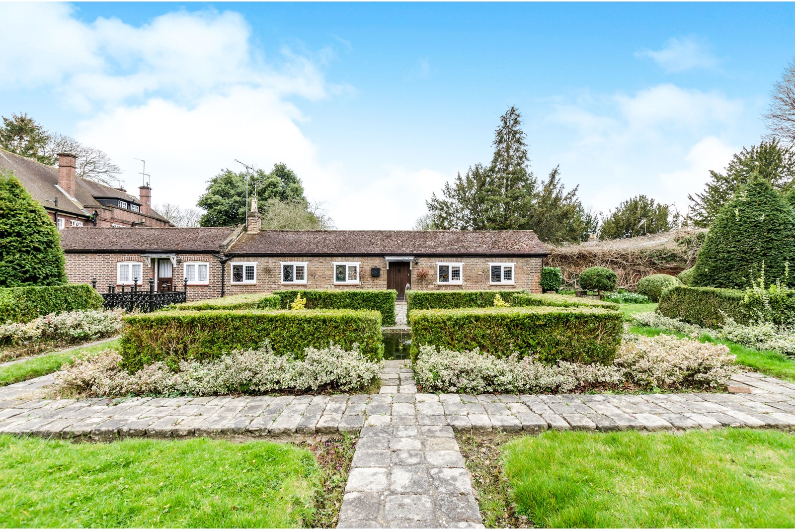 2 bedroom semi-detached house for sale in Castle Way, Feltham, TW13 7QQ