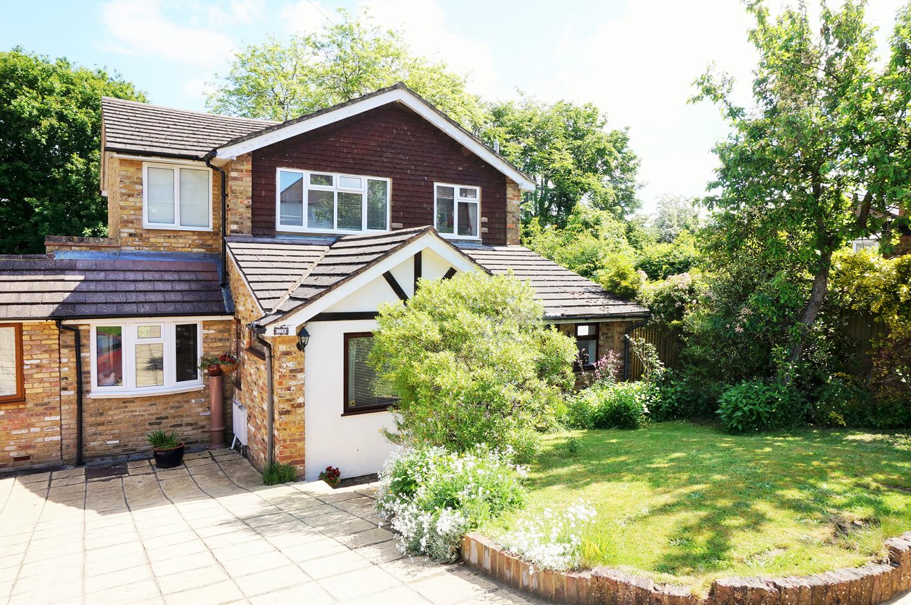 4 bedroom detached house for sale in Heronsgate Road, Chorleywood, WD3 5BW