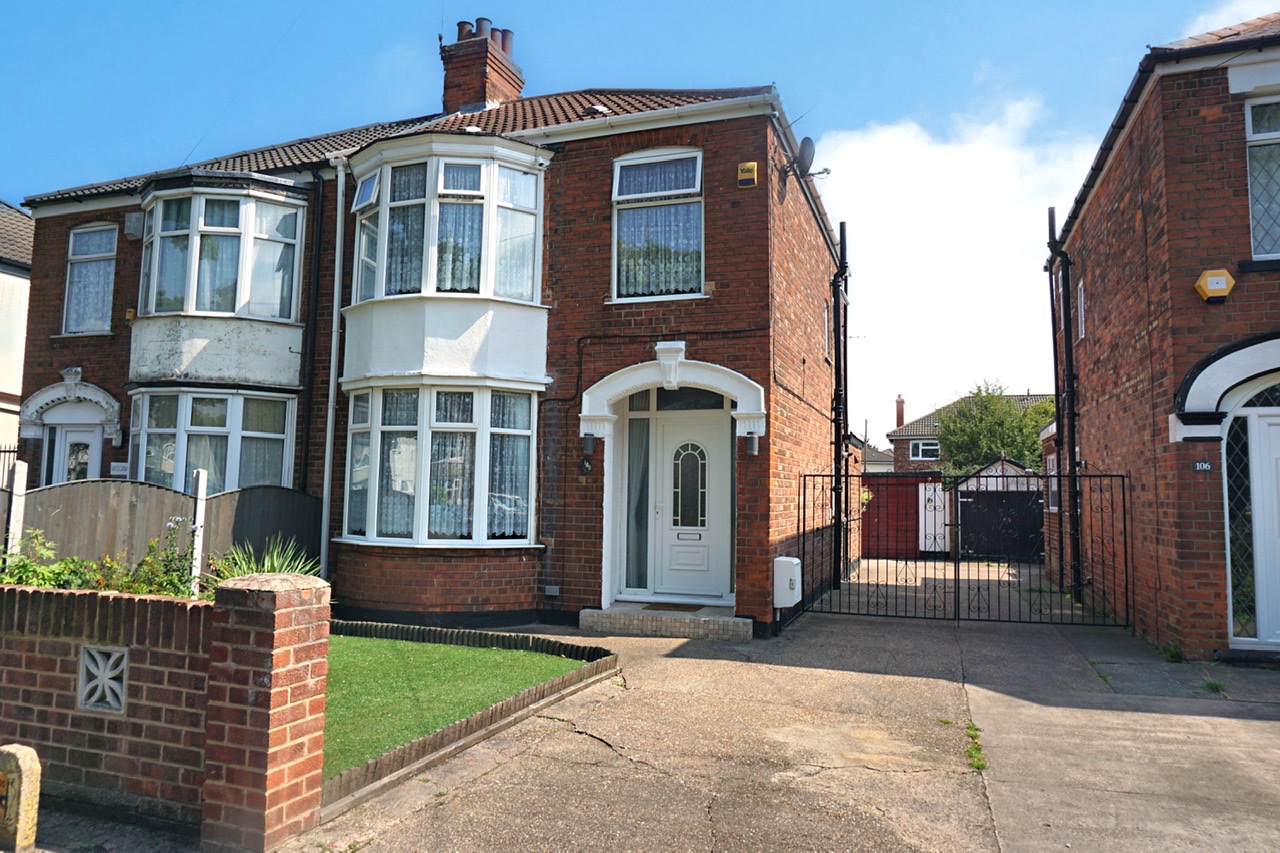 3 bedroom semi-detached house for sale in Hall Road, Hull, HU6 8SB