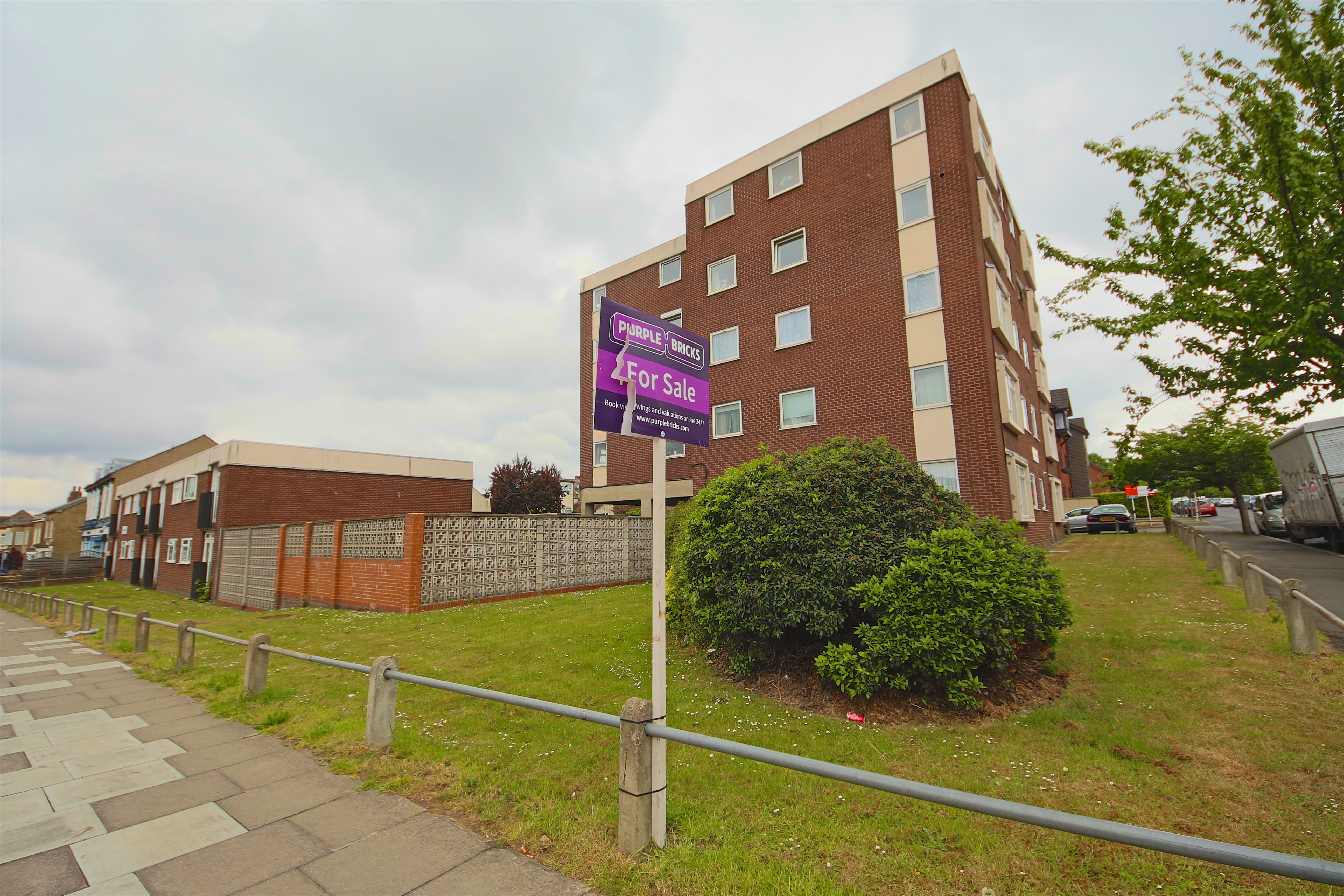 2 bedroom flat for sale in Maple Road, Penge, SE20 8JJ