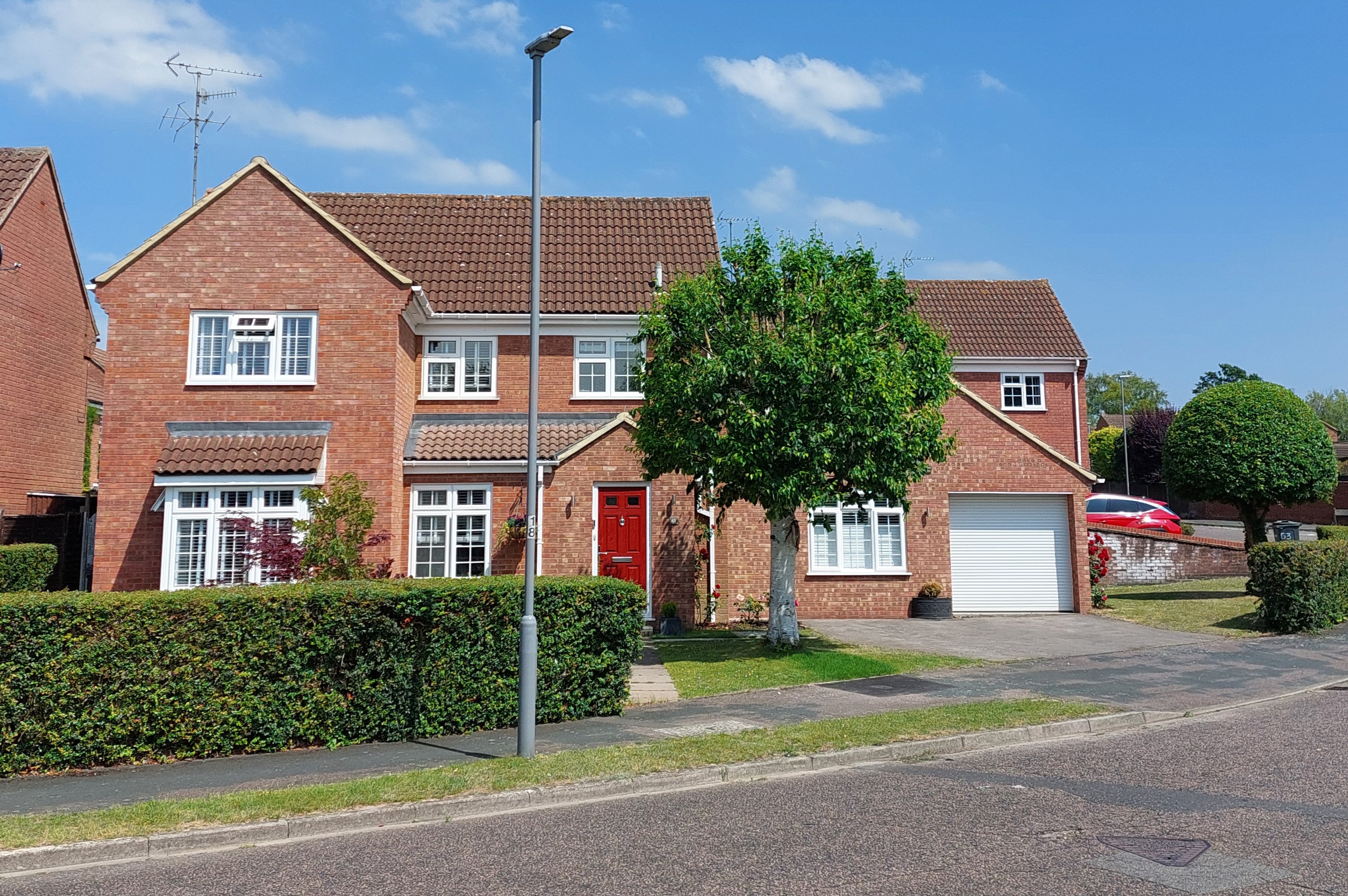 4 bedroom detached house for sale in Blakeney Drive, Luton, LU2 7LB