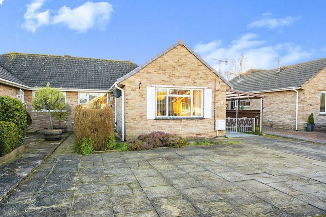3 Bedroom Bungalow For Sale In Frome Road Swindon Sn25 3pq