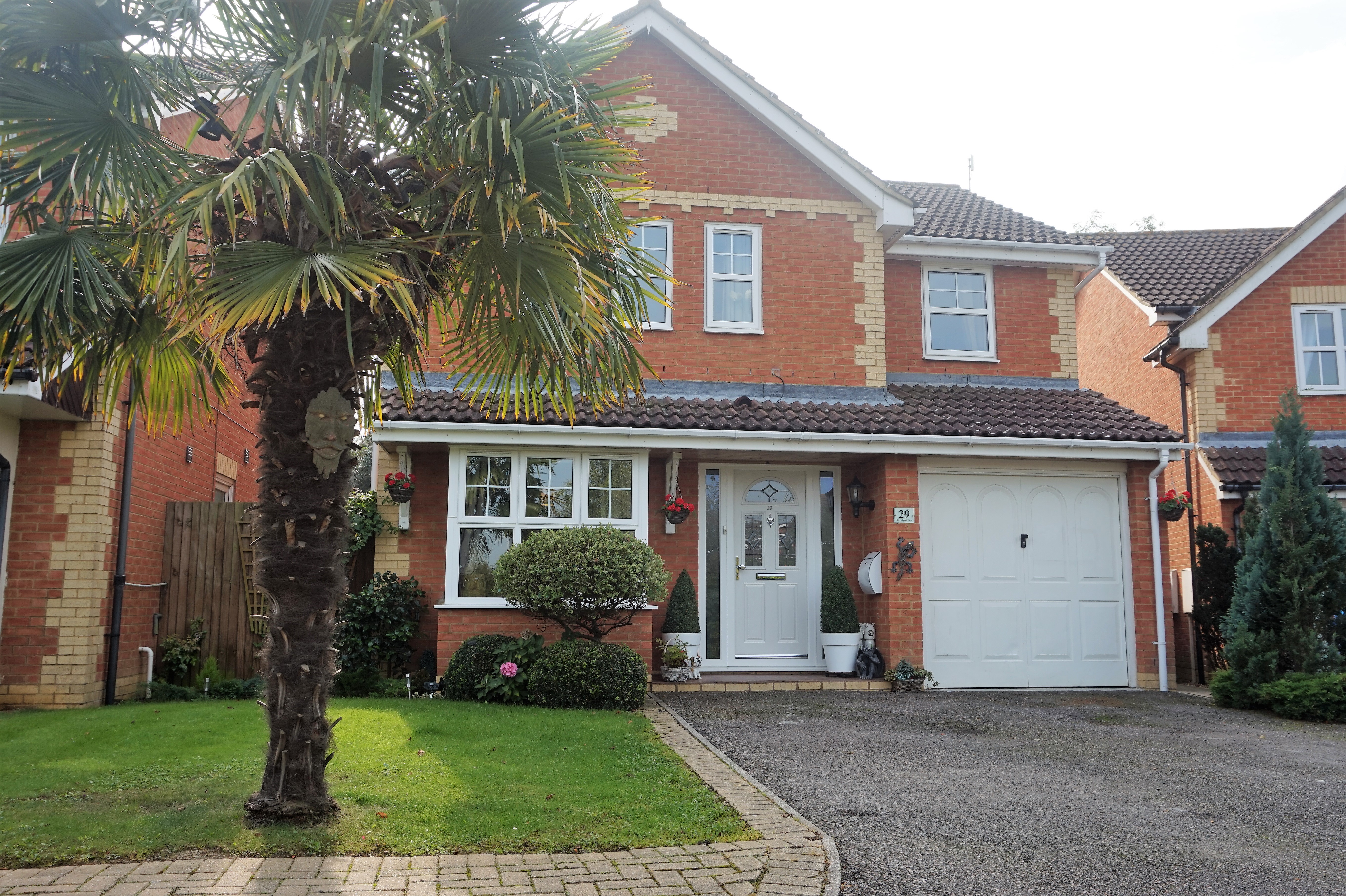 4 bedroom detached house for sale in Bell Chapel Close, Ashford, TN23 3NN