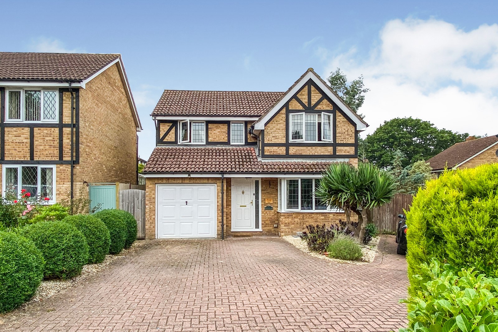 4 bedroom detached house for sale in Hawkley Drive, Tadley, RG26 3YH