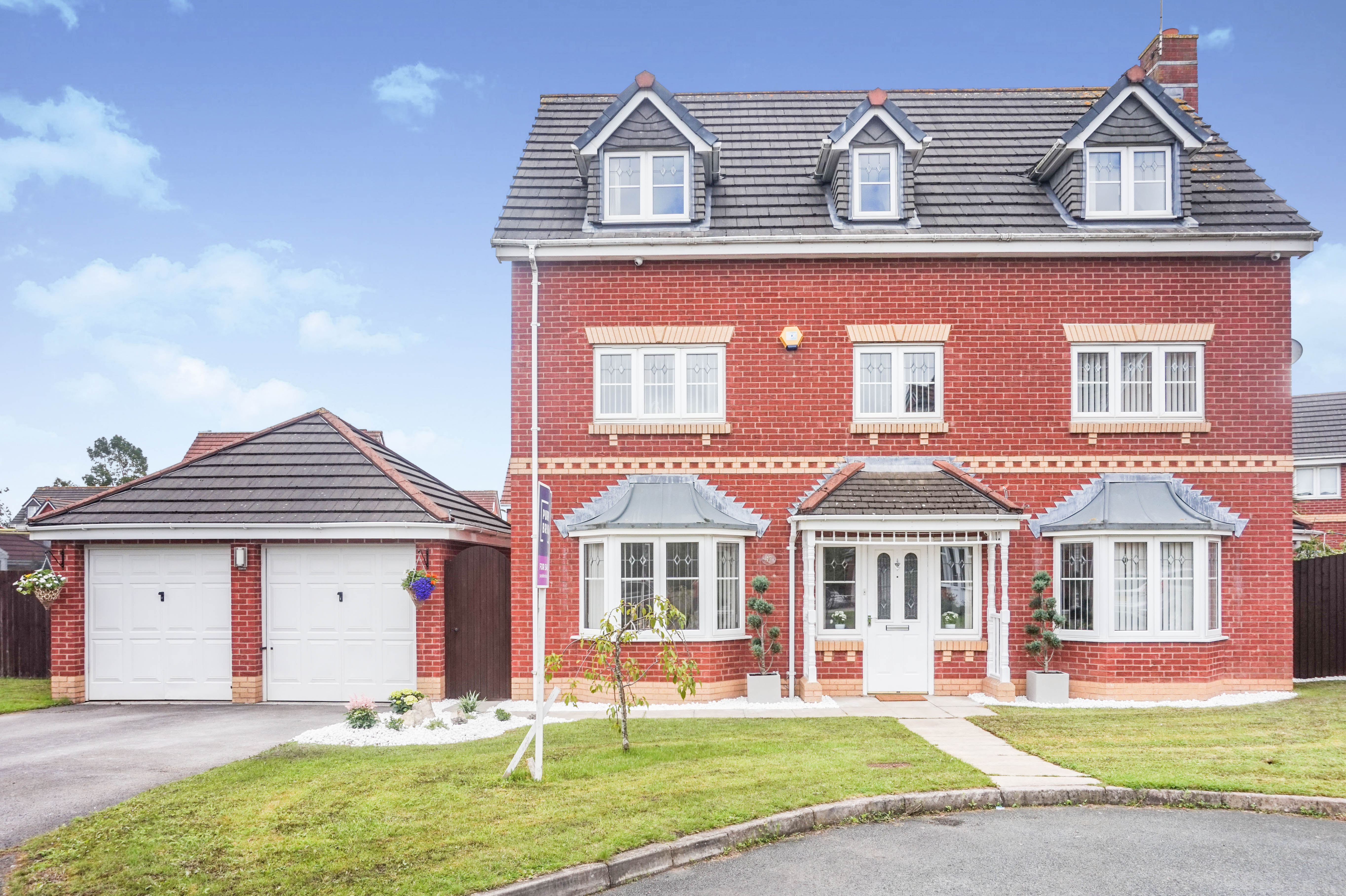 5 bedroom detached house for sale in Fox Bank Close, Widnes, WA8 9DP