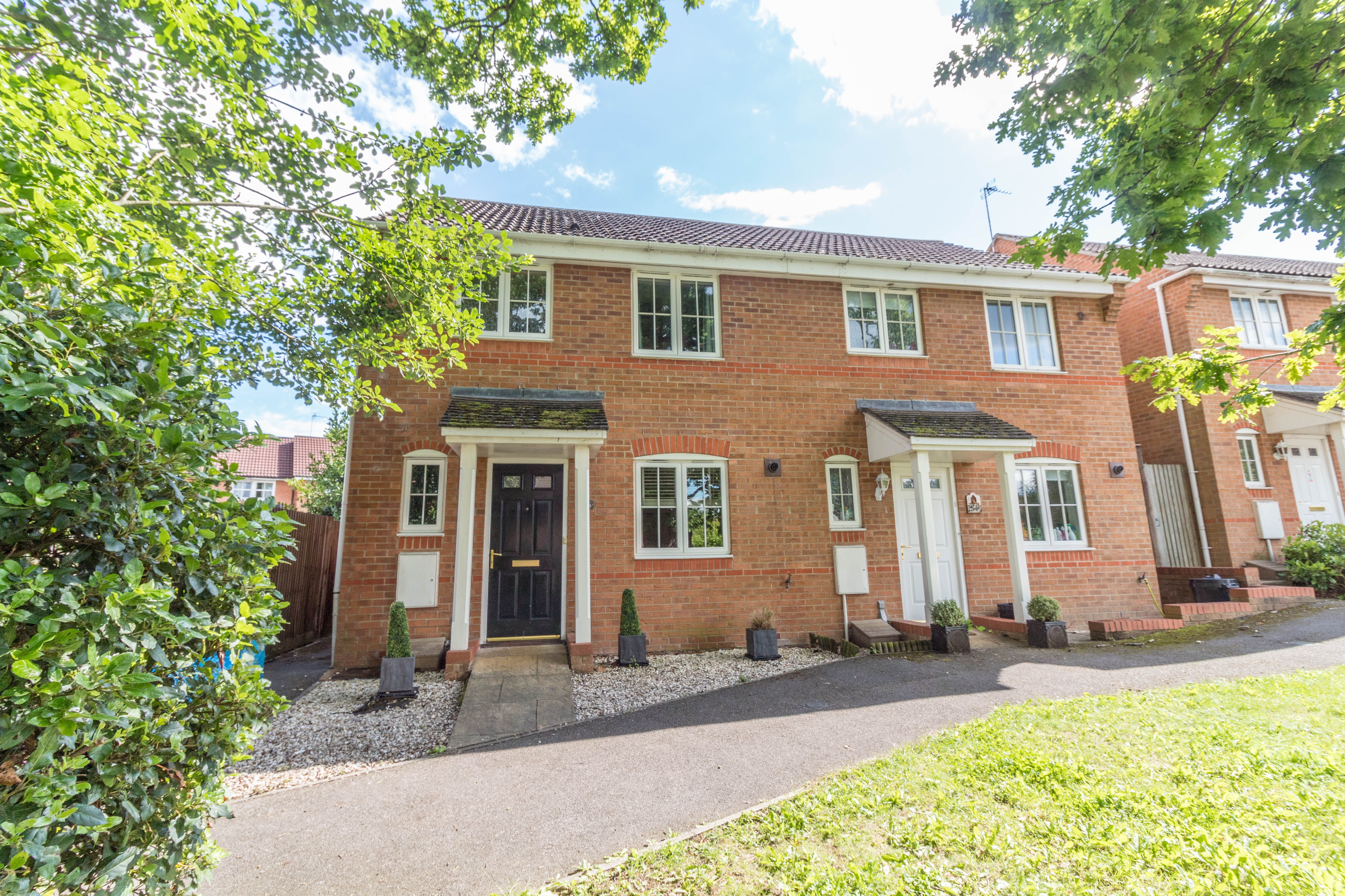 2 bedroom semi-detached house for sale in Rayner Drive, Reading, RG2 9FB