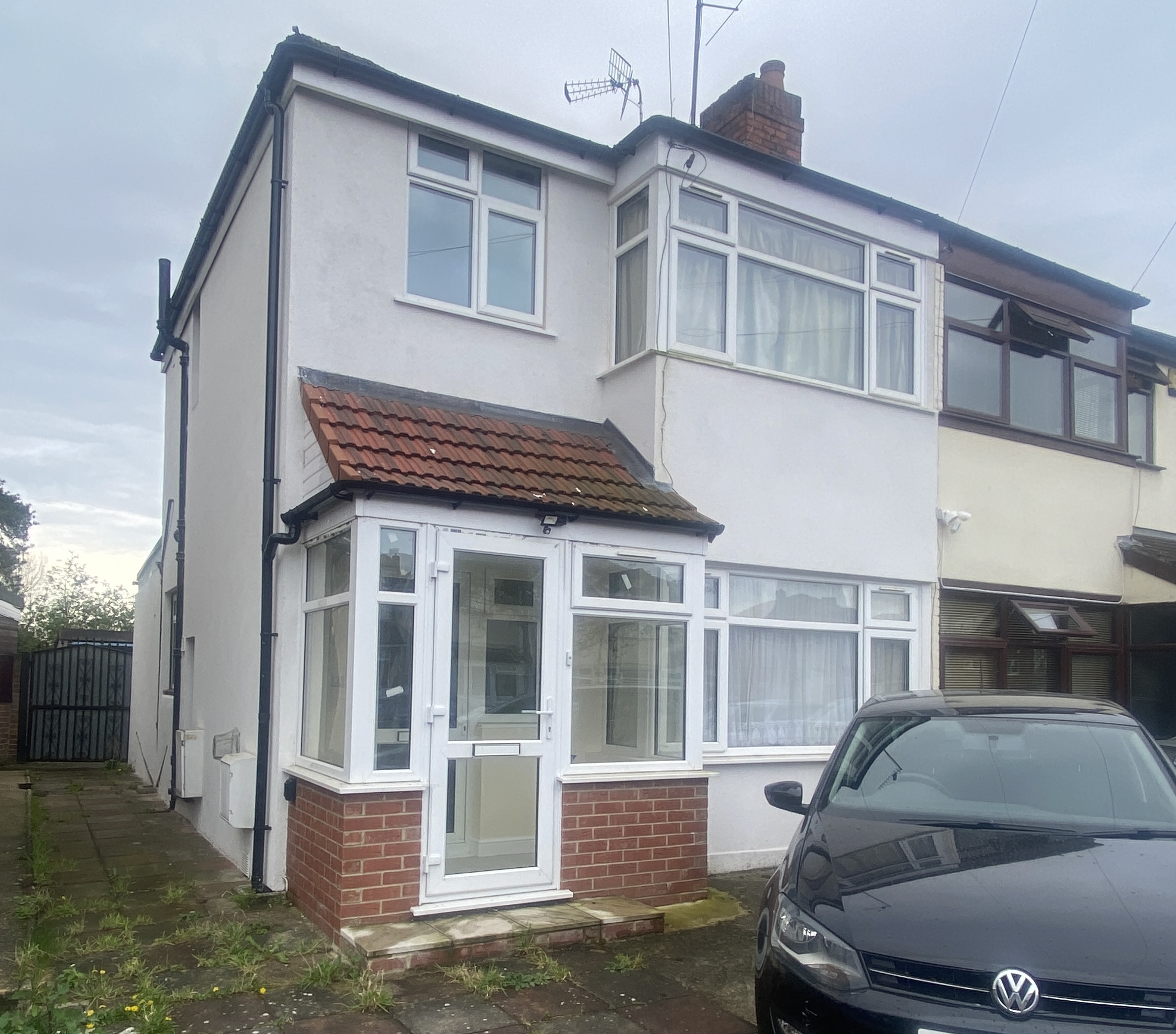 3 bedroom semi-detached house for sale in Neal Avenue, Southall, UB1 2QR