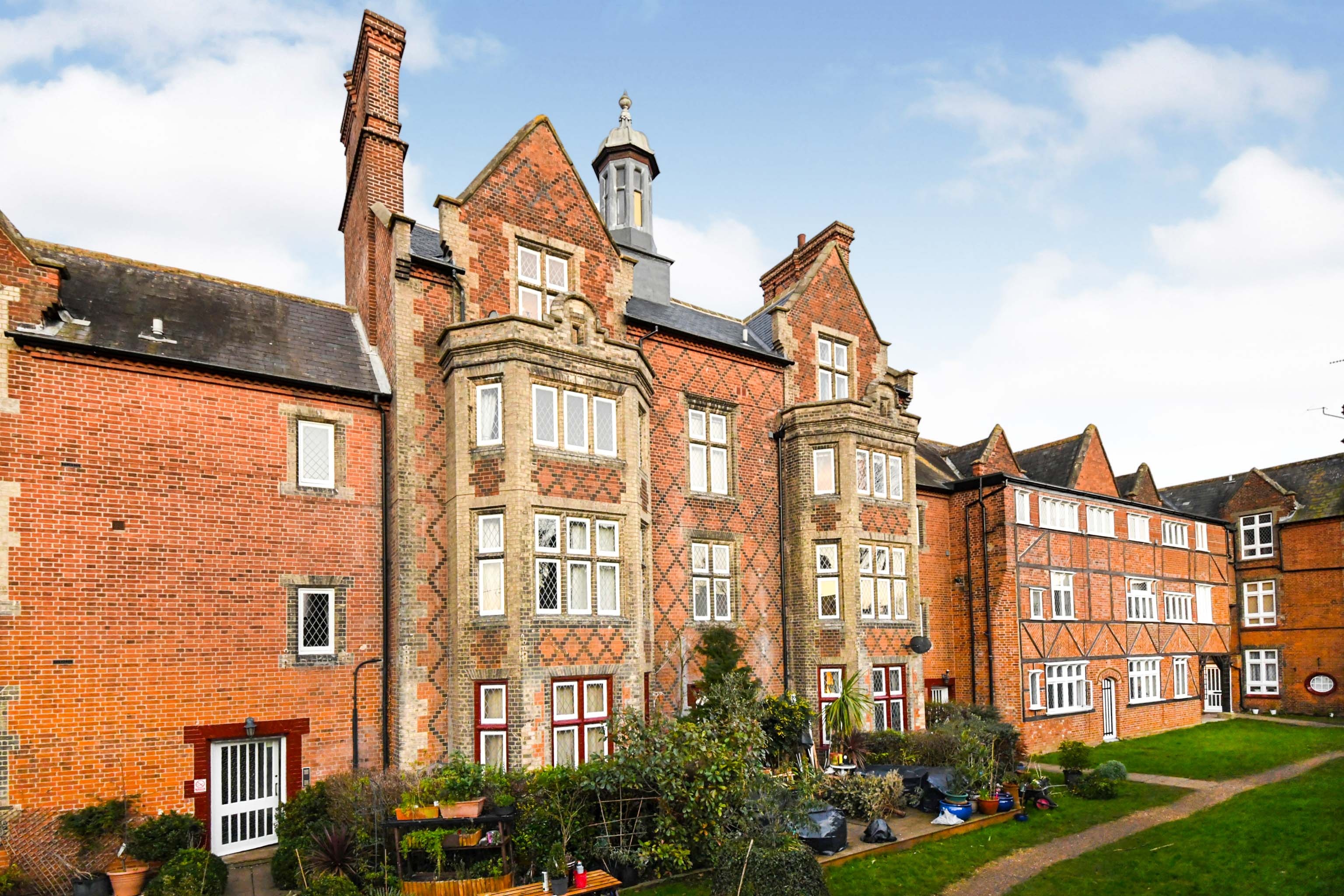 2 bedroom apartment for sale in Buckingham Court, Dunmow, CM6 1XE