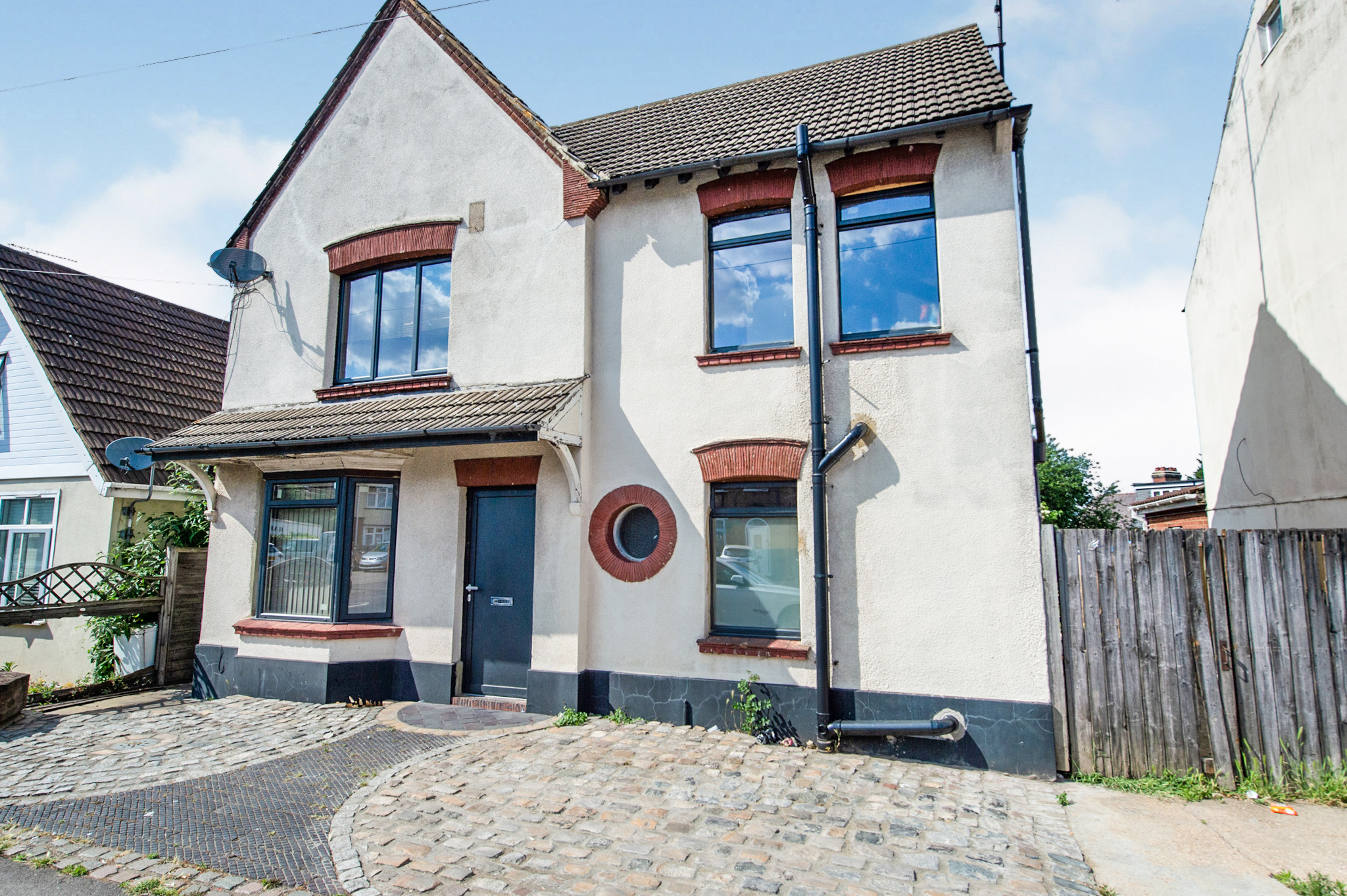 3 bedroom detached house for sale in Dunstable Road, Luton, LU4 8DL