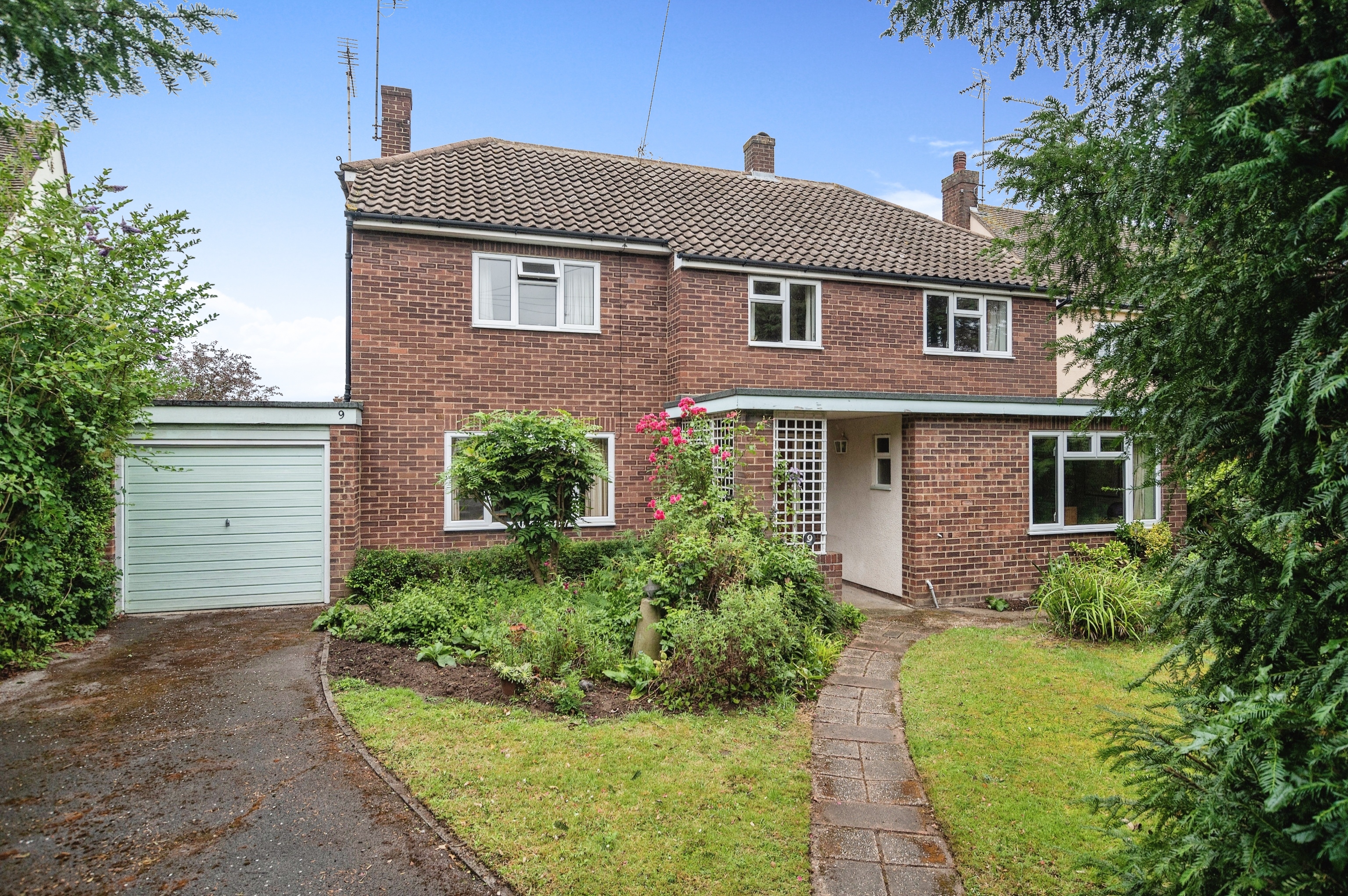 4 bedroom detached house for sale in Manor Drive, Chelmsford, CM2 7EX