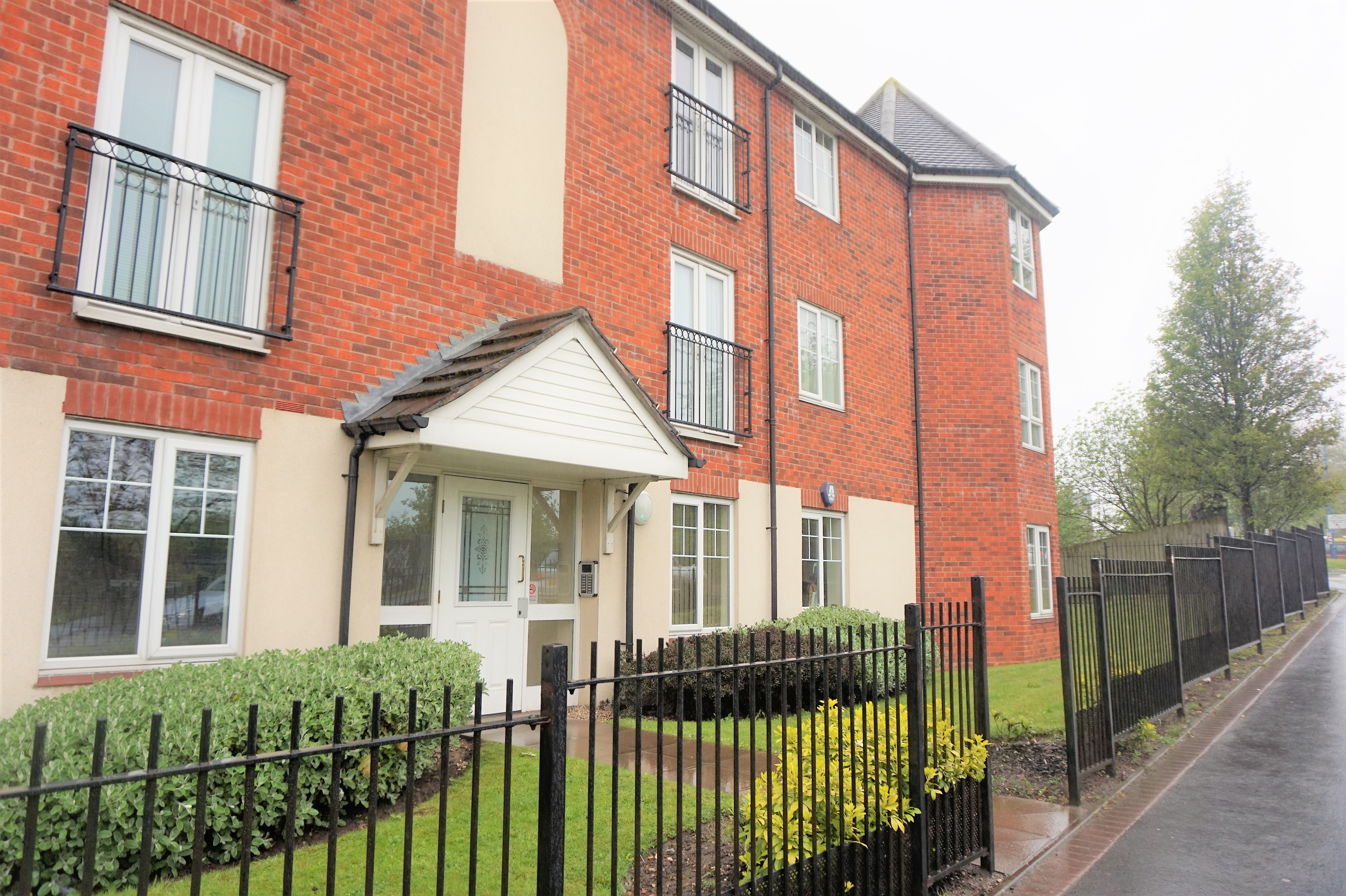 2 bedroom ground floor flat for sale in Bromford Road, Oldbury, B69 4BH