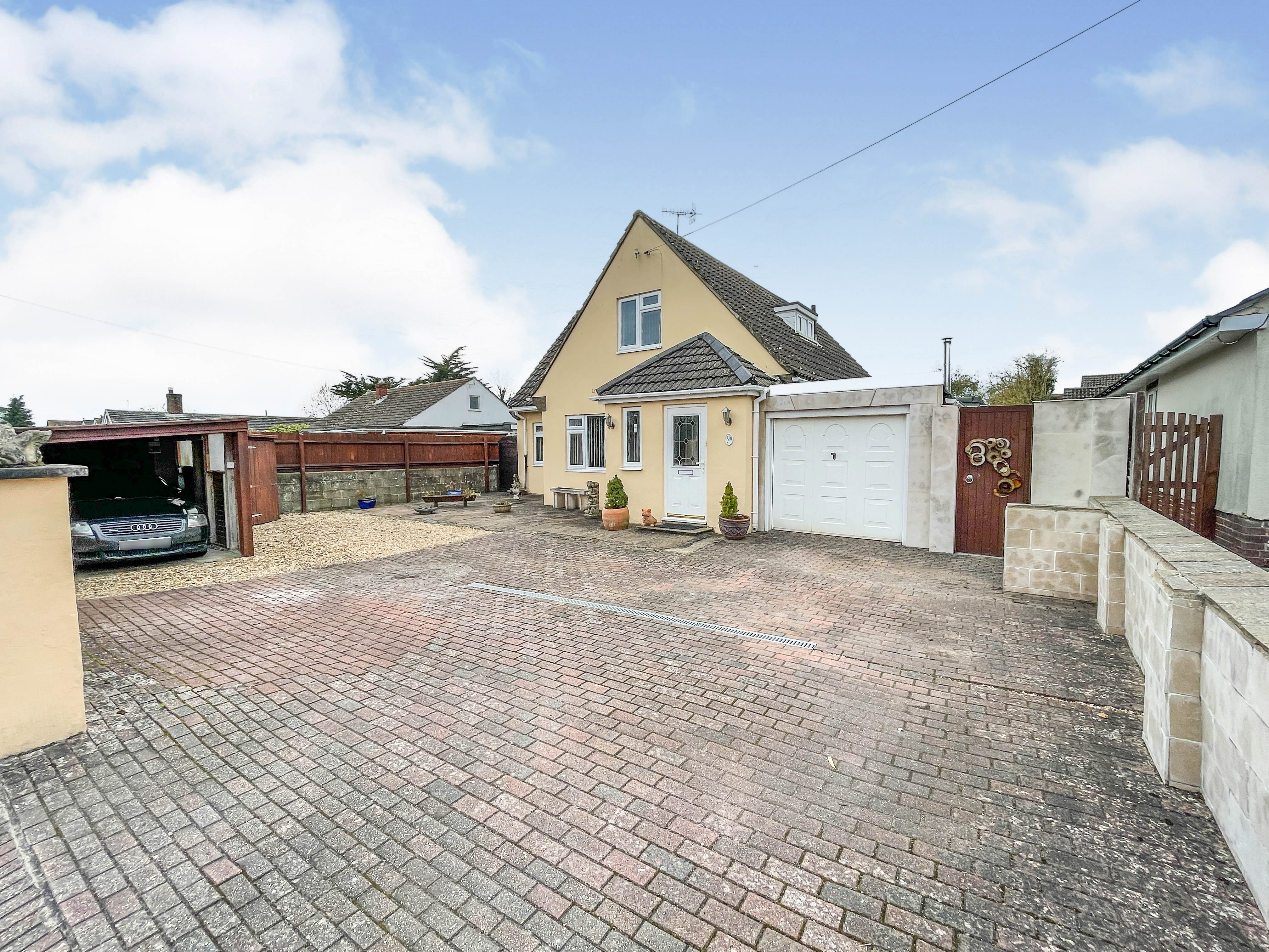 4 bedroom bungalow for sale in Kitchener Road, Amesbury, SP4 7AA