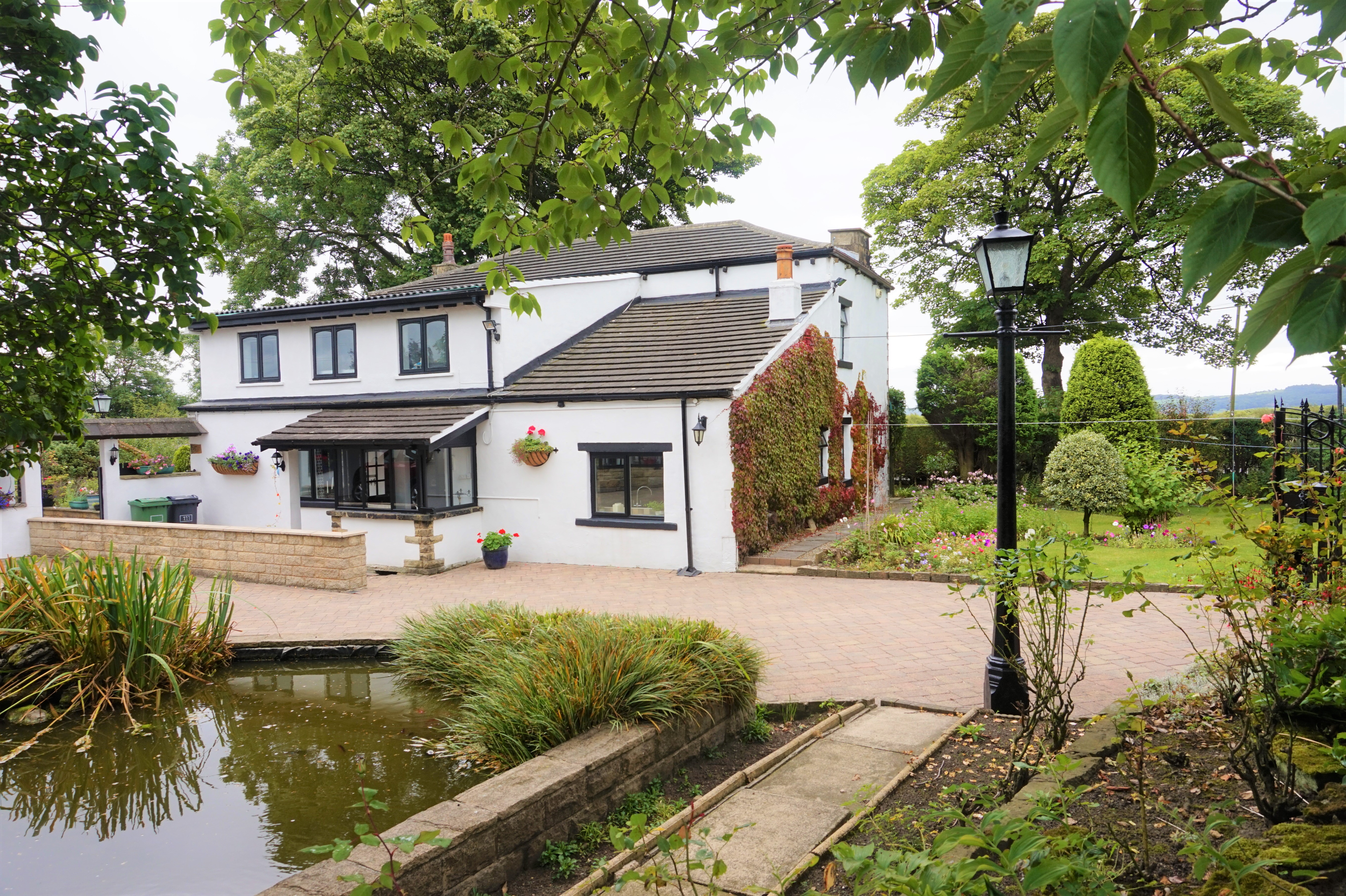 4 bedroom detached house for sale in Leeds Road, Mirfield, WF14 0DJ