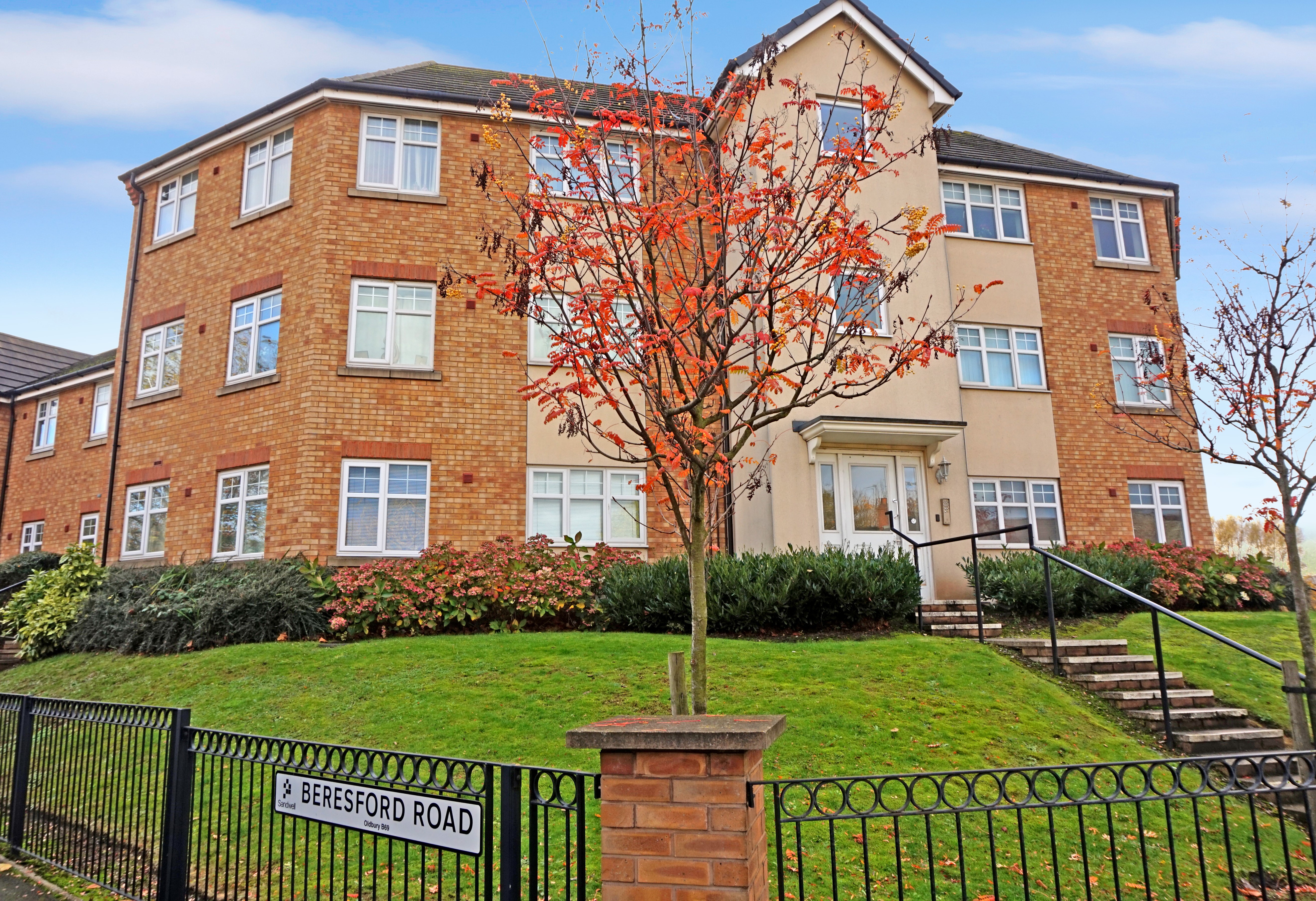 2 bedroom apartment for sale in Birmingham Road, Oldbury, B69 4EW