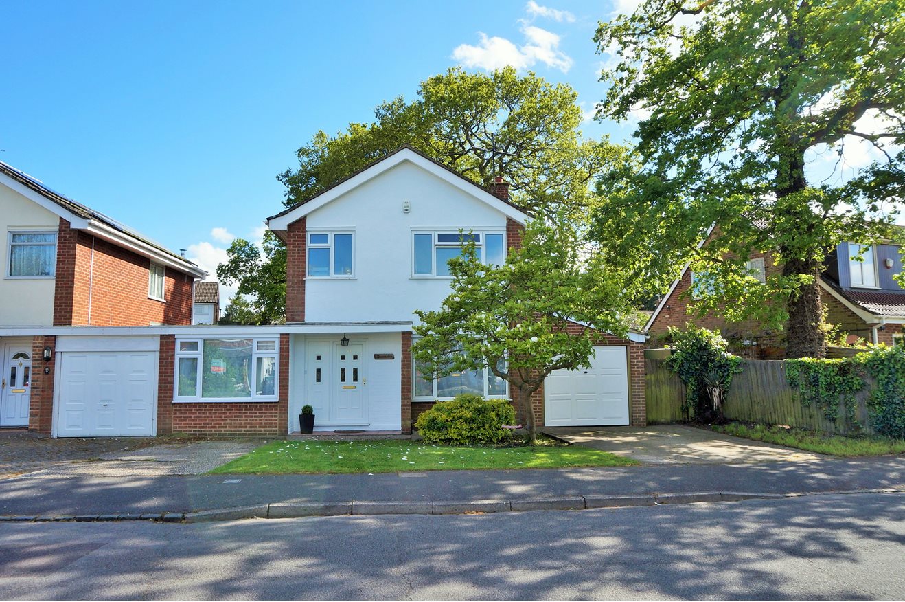 3 bedroom detached house for sale in Croft Road, Reading, RG7 3TS
