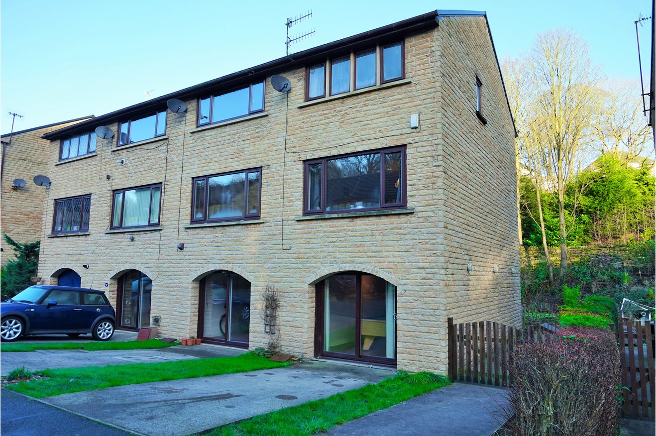 3 bedroom terraced house for sale in Hebble Vale Drive, Halifax, HX2 8TL