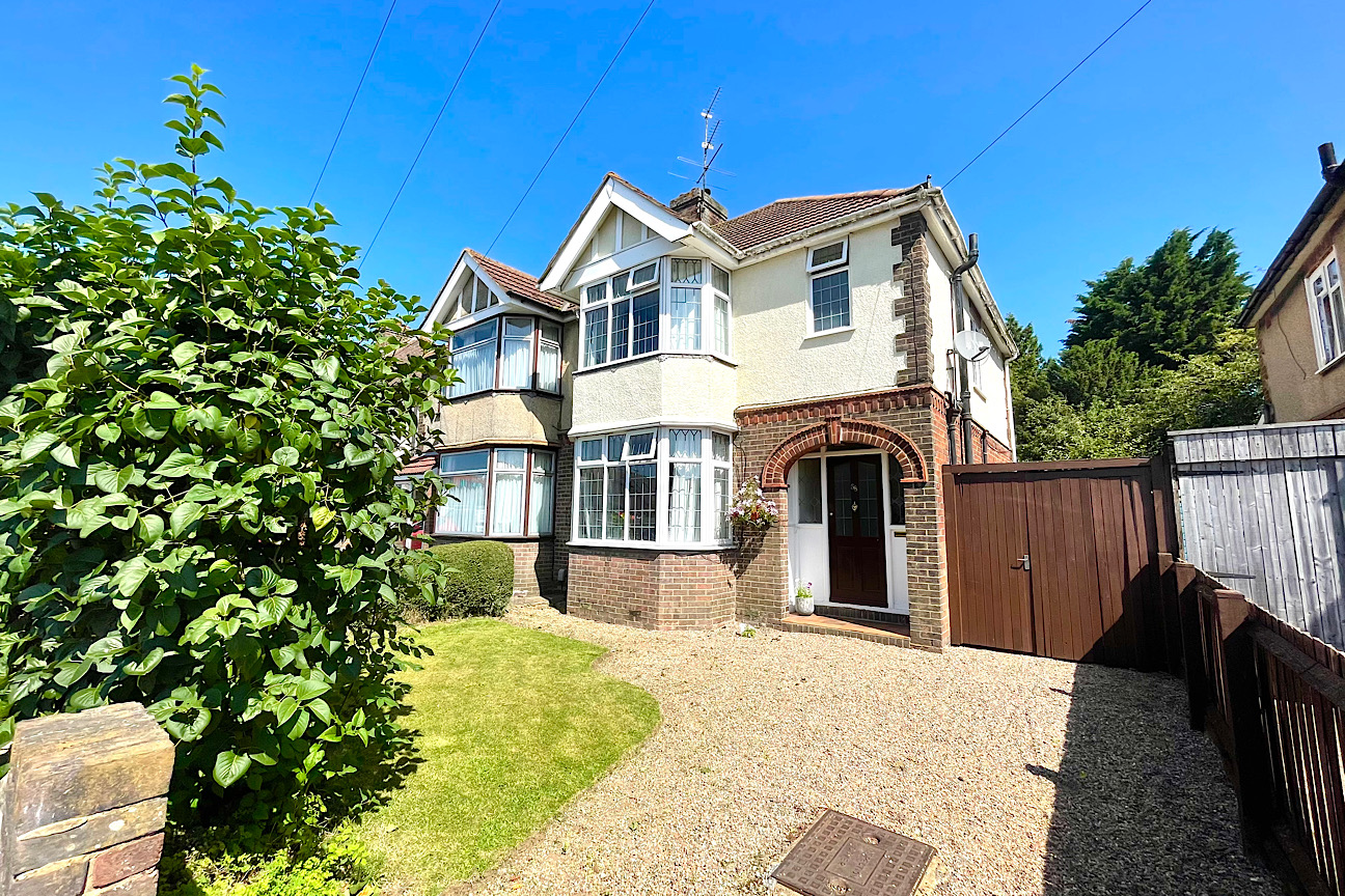 3 bedroom semi-detached house for sale in Ryecroft Way, Luton, LU2 7TU