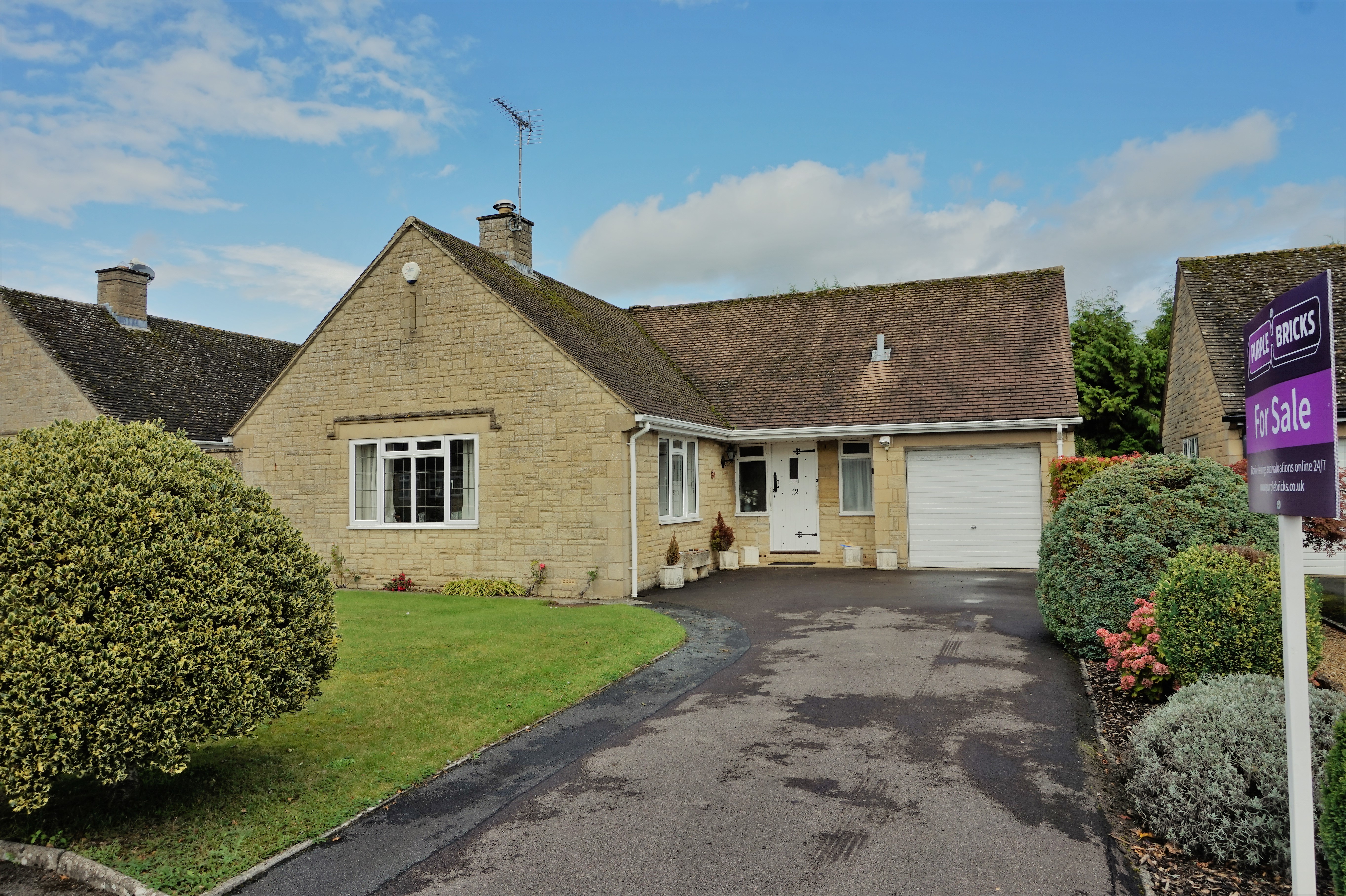 3 bedroom detached bungalow for sale in Gorse Close, Bourton On The ...