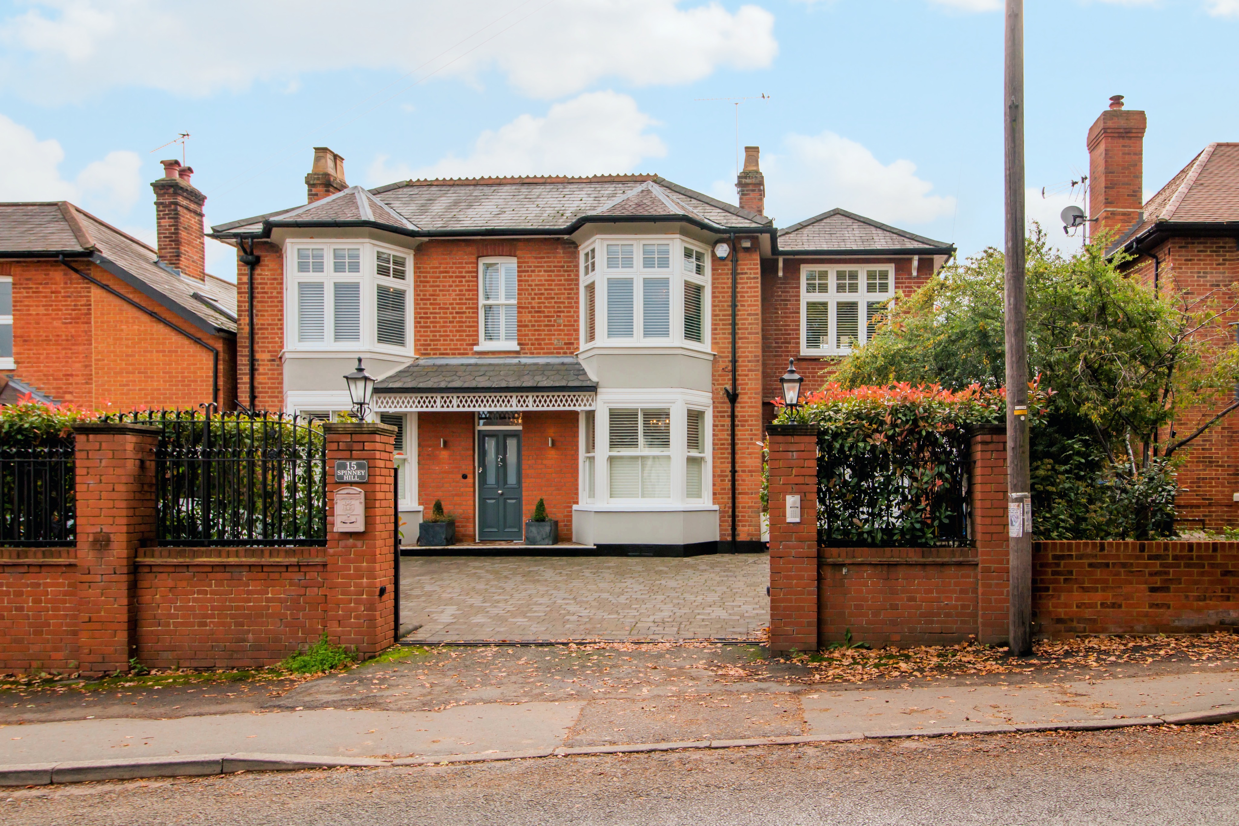 4 bedroom detached house for sale in Spinney Hill, Addlestone, KT15 1AA