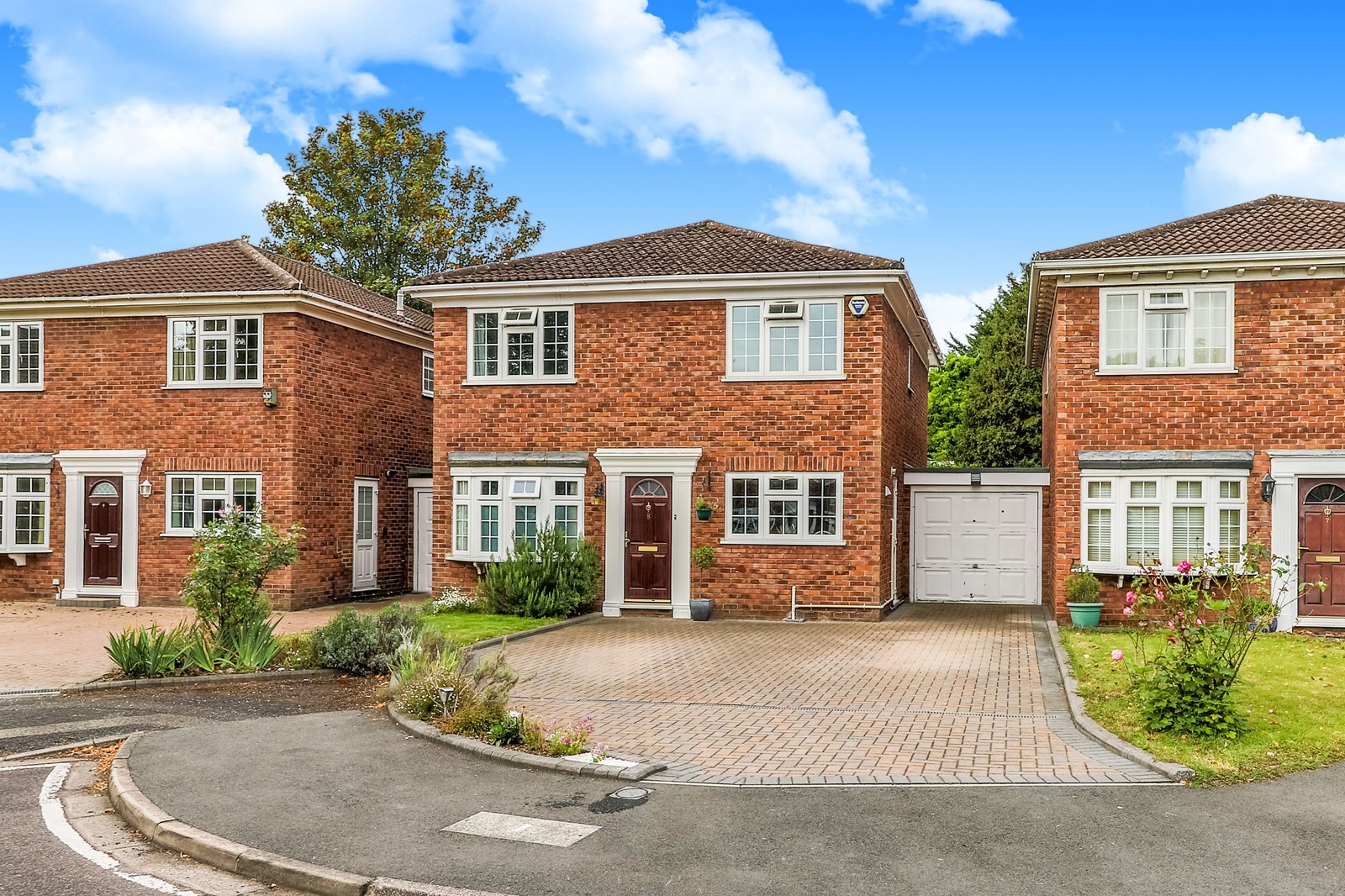 4 bedroom detached house for sale in Mayfair Close, Surbiton, KT6 6RR