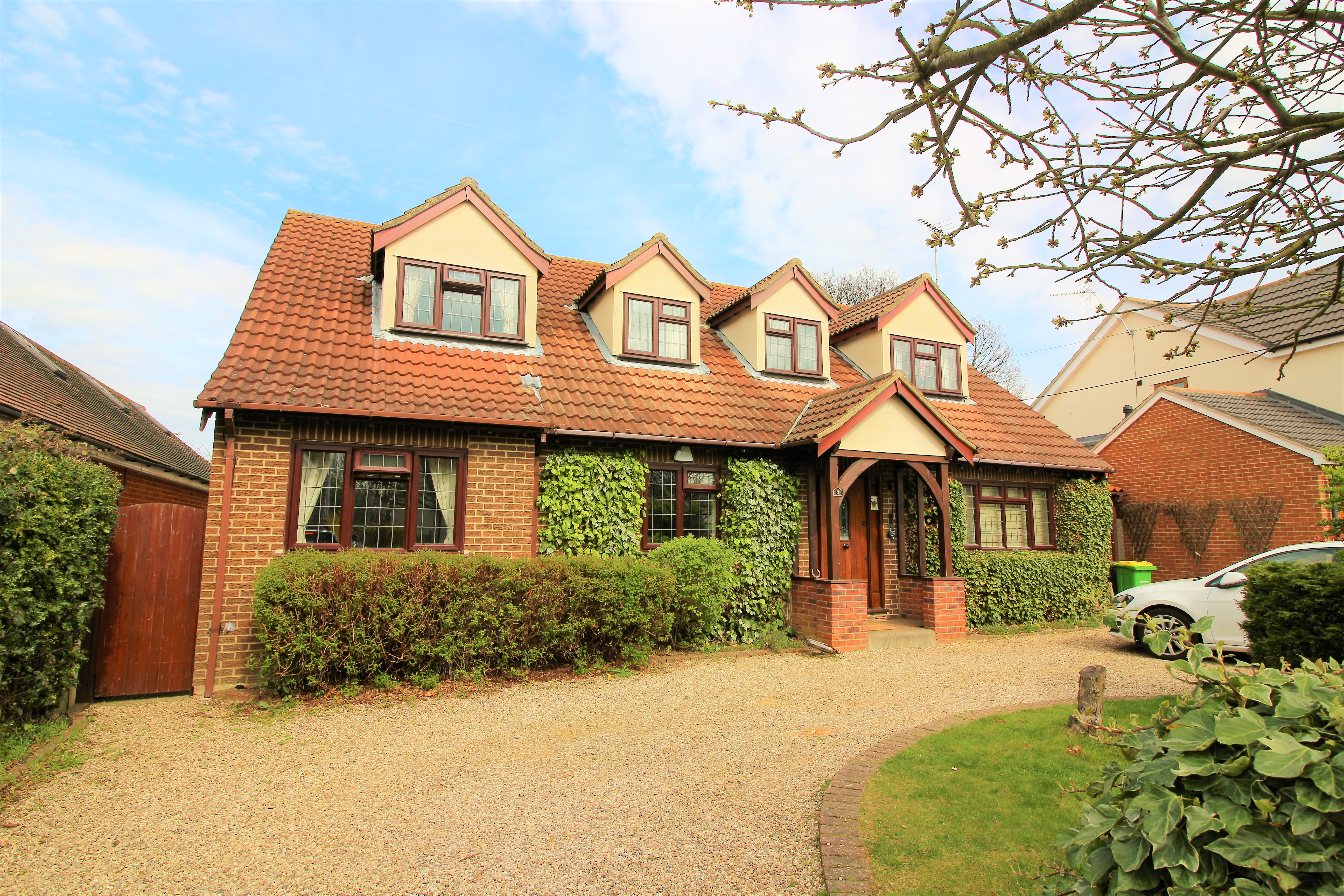 4 bedroom chalet for sale in Hillside Road, Hockley, SS5 4RT