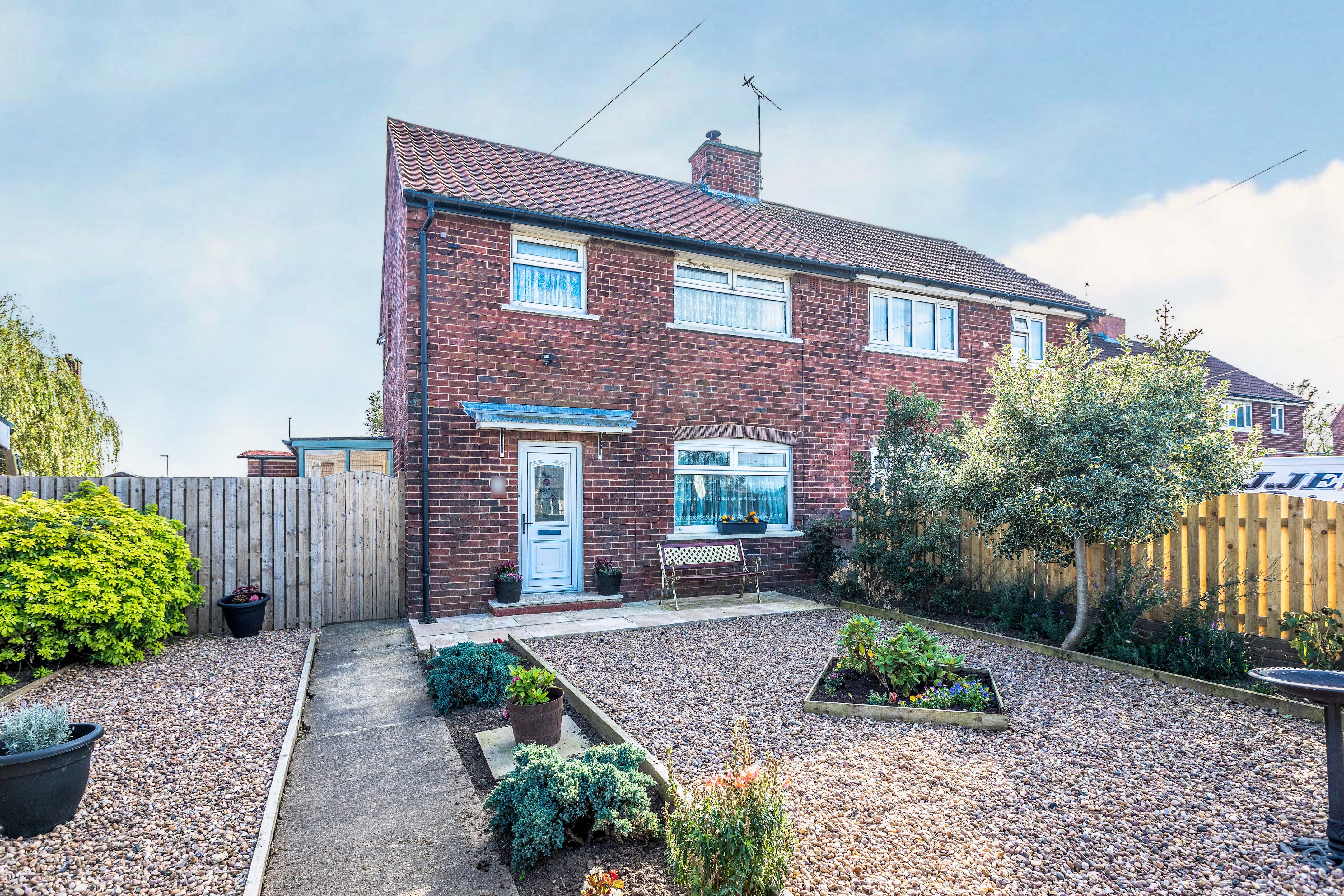 2 bedroom semi-detached house for sale in Sunningdale, Old Micklefield ...