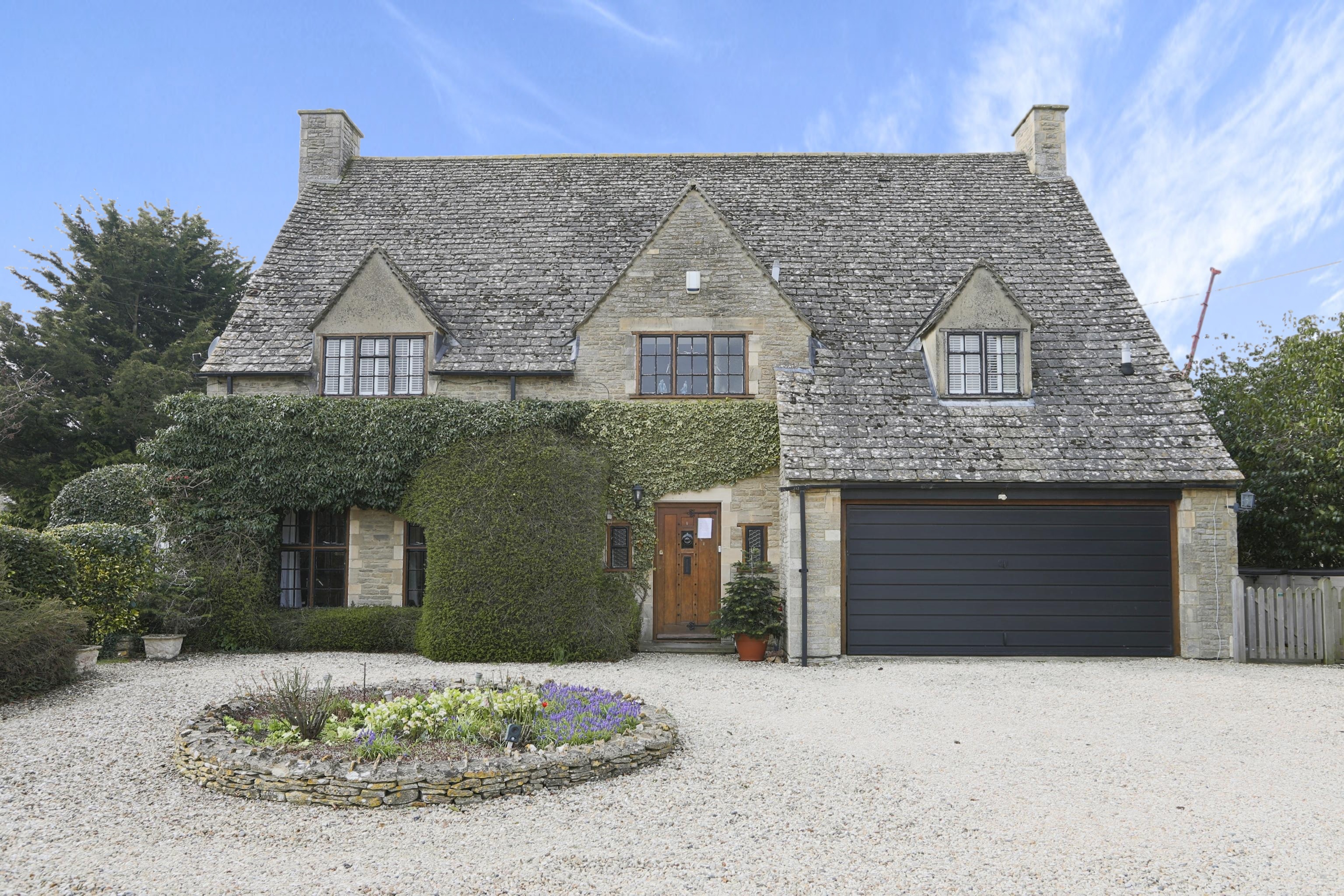 4 bedroom detached house for sale in Lower End, Alvescot, OX18 2QA