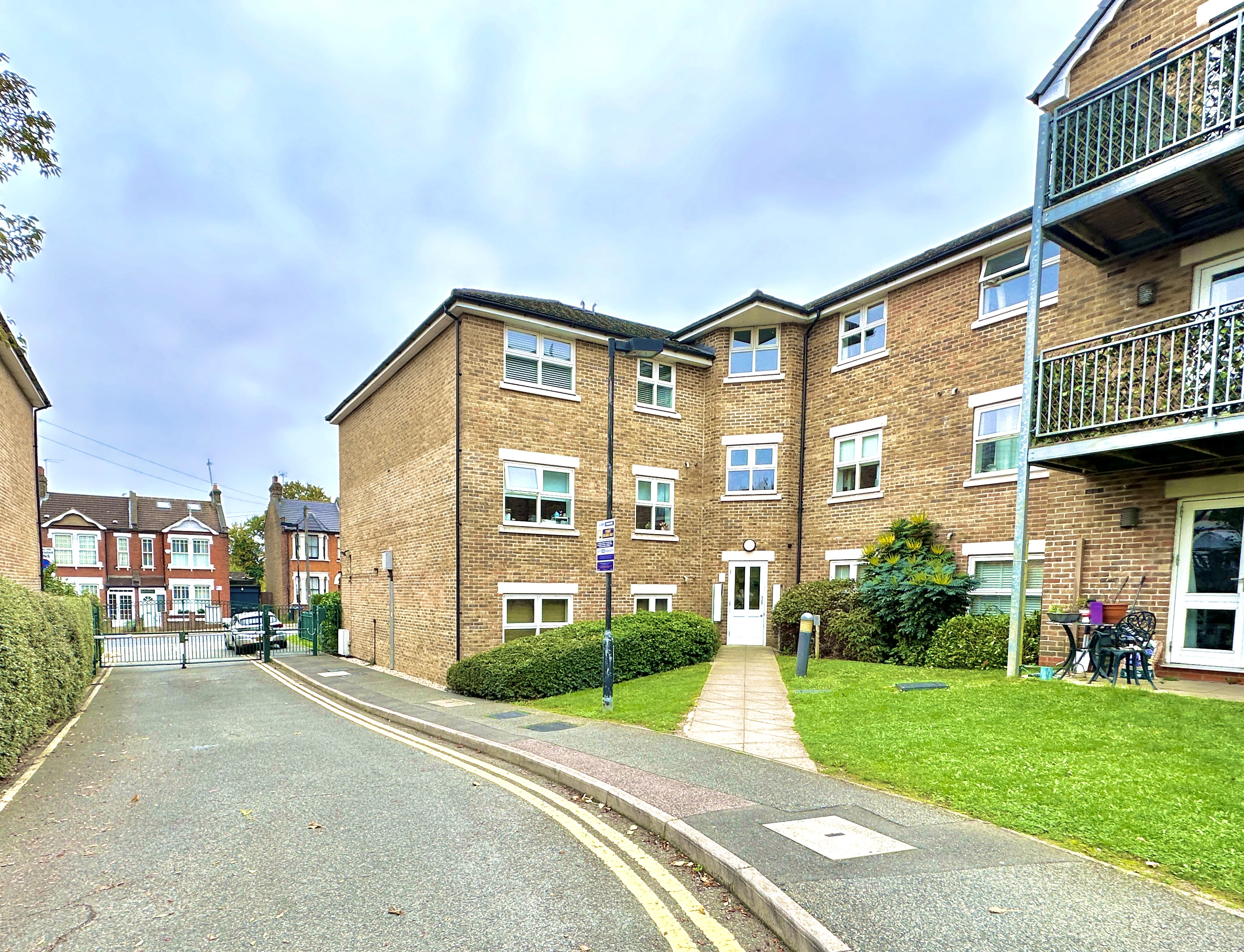 2 bedroom apartment to rent in Pinnata Close, Enfield, EN2 0EG