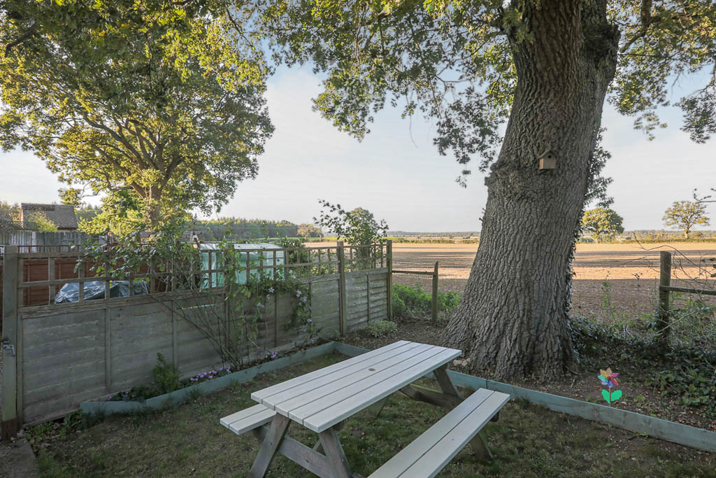 4 bedroom terraced house for sale in Knott Oaks, Combe, Witney, OX29 8PJ