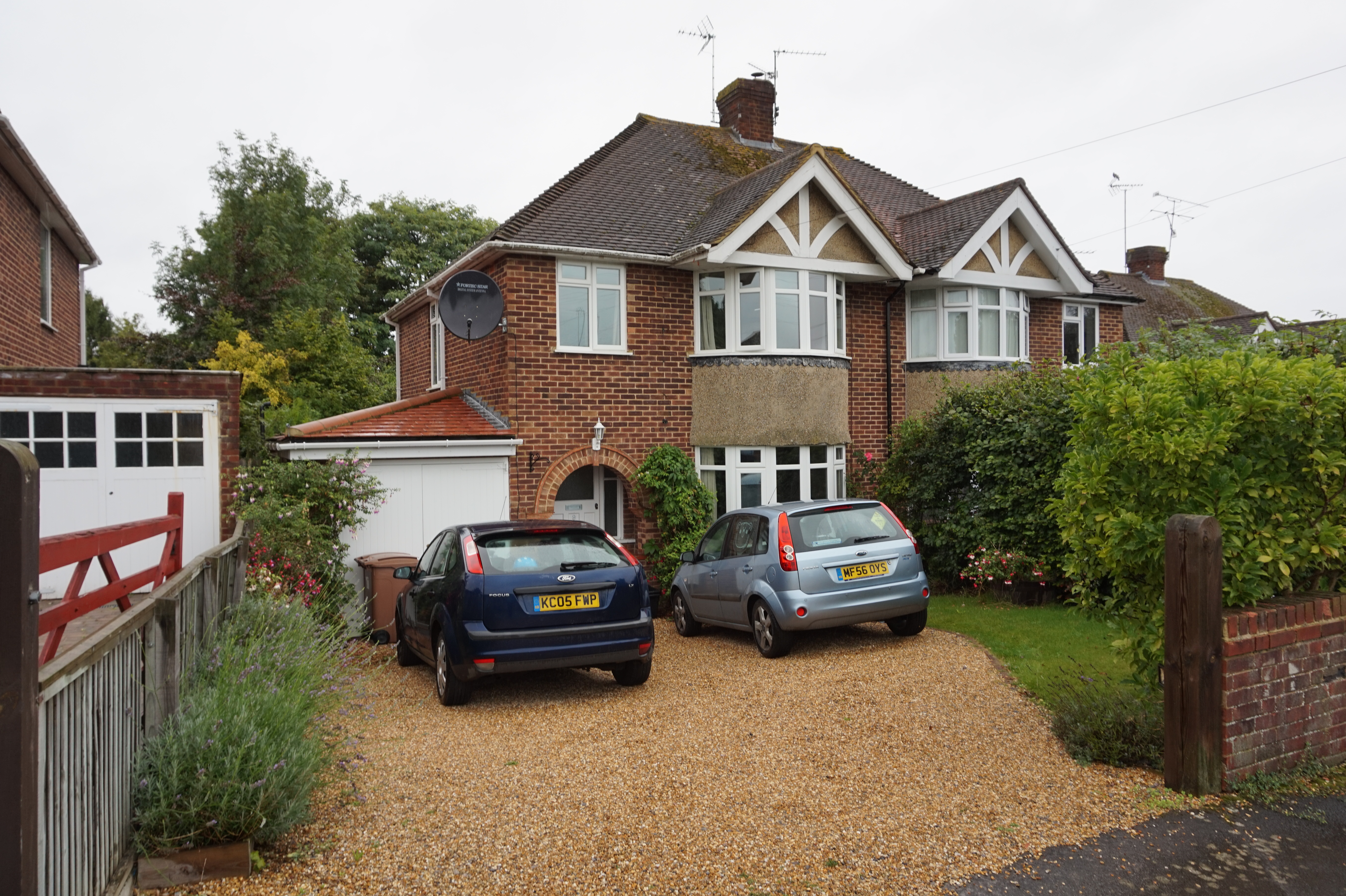 3 bedroom semi-detached house to rent in Redhatch Drive, Reading, RG6 5QS