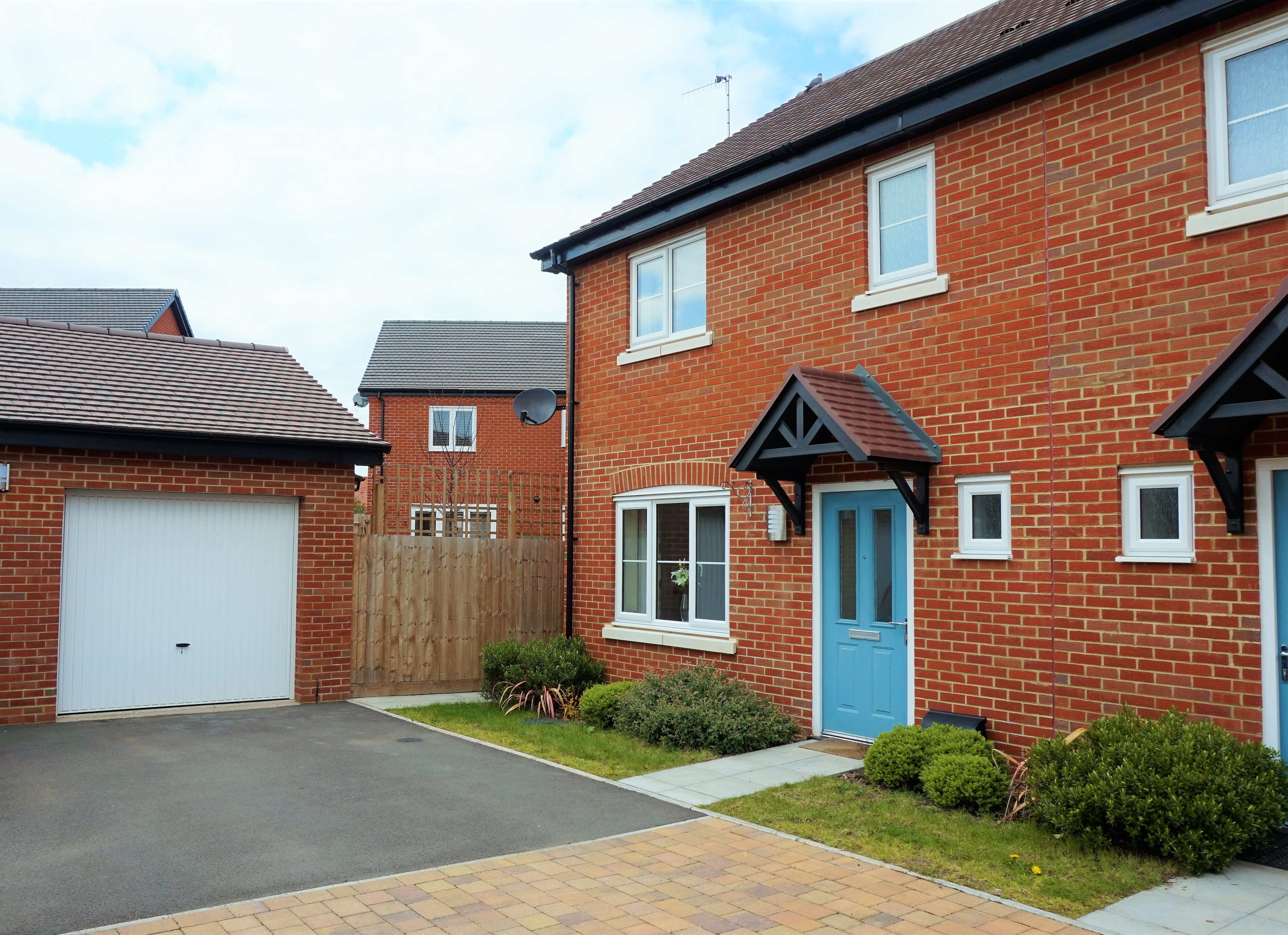 3 bedroom semi-detached house for sale in Lawnspool Drive, Kempsey, WR5 3PG